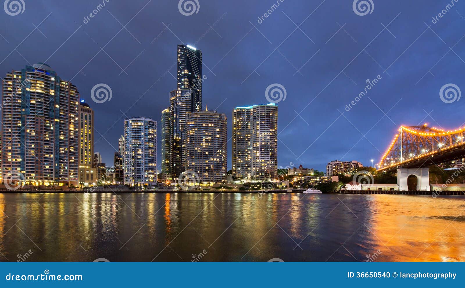 De Stadshorizon Van Brisbane Bij Schemering 2 Stock Foto - Image of ...