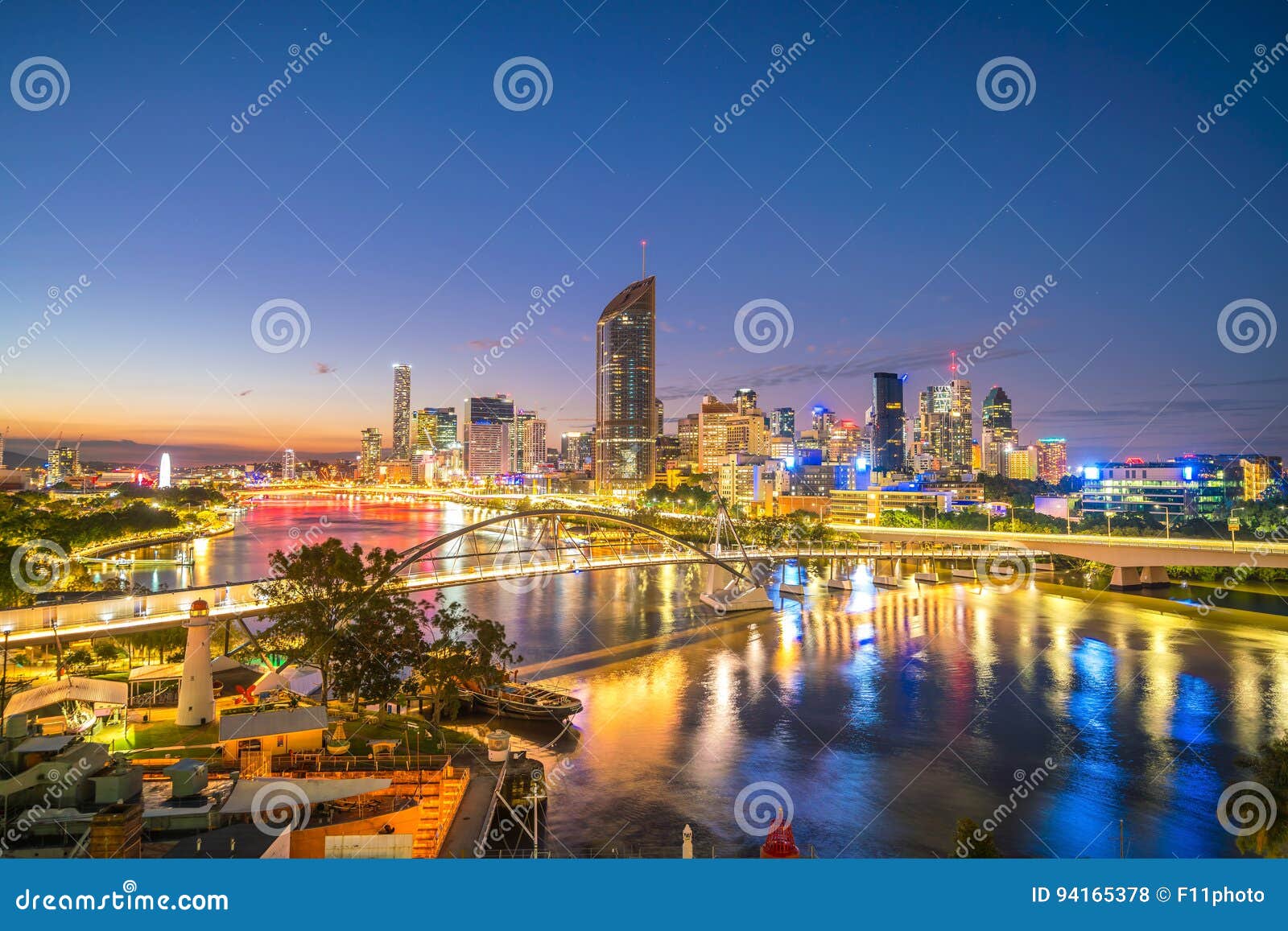 De Stadshorizon Van Brisbane En De Rivier Van Brisbane Bij Schemering ...