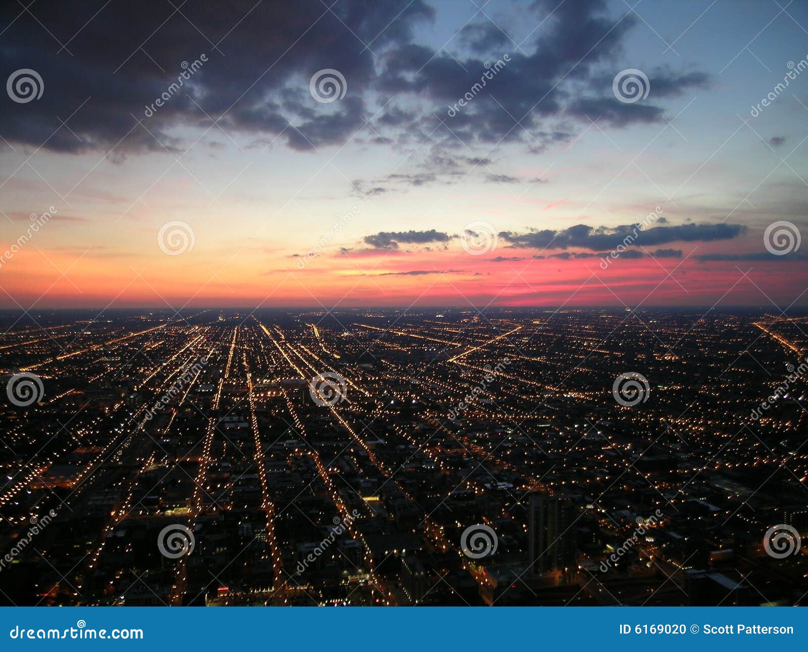 De Stadslichten En Zonsondergang Van Chicago Stock Foto - Image of ...