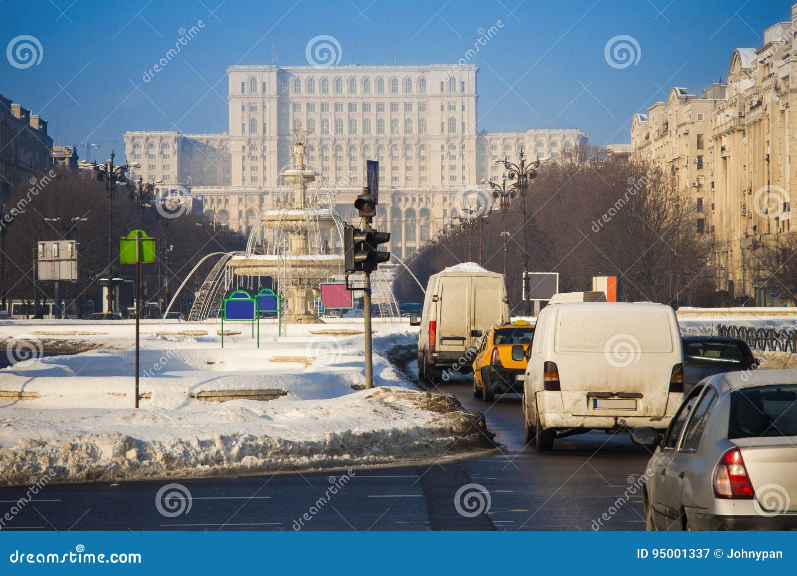 De Stadsverkeer Van Boekarest Met Parlementsgebouw Stock Afbeelding ...