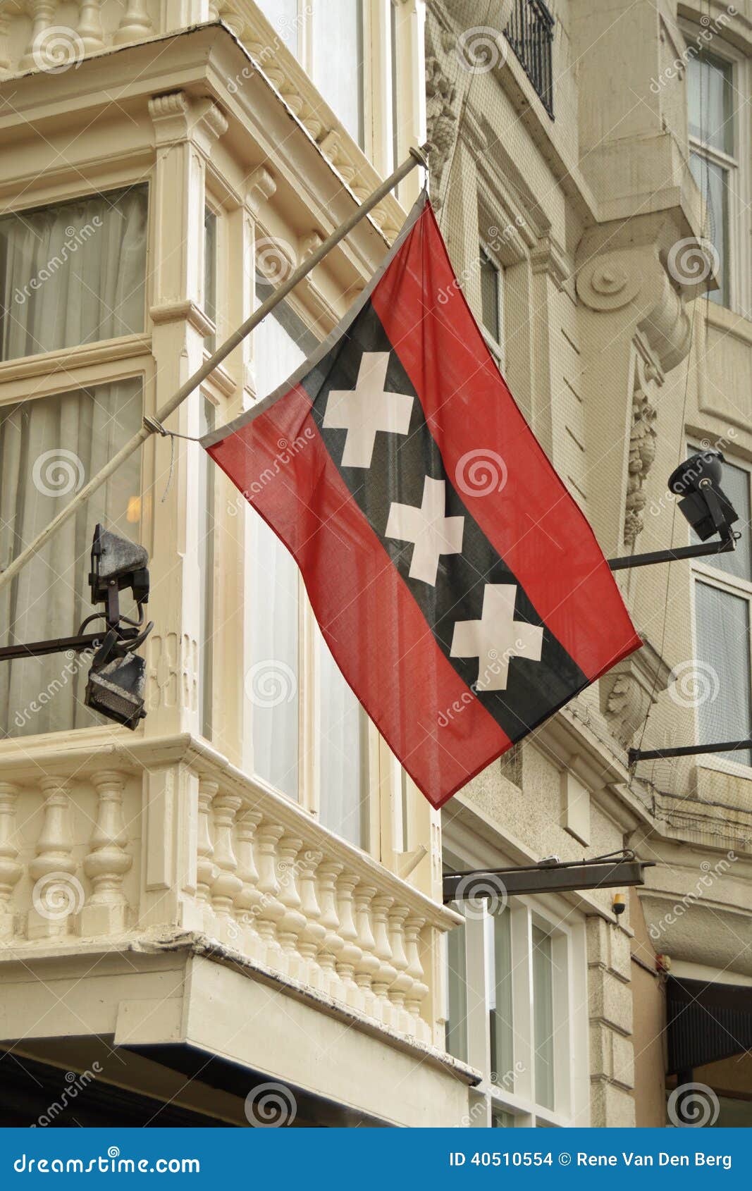 De stadsvlag van Amsterdam stock foto. Image of regerings - 40510554