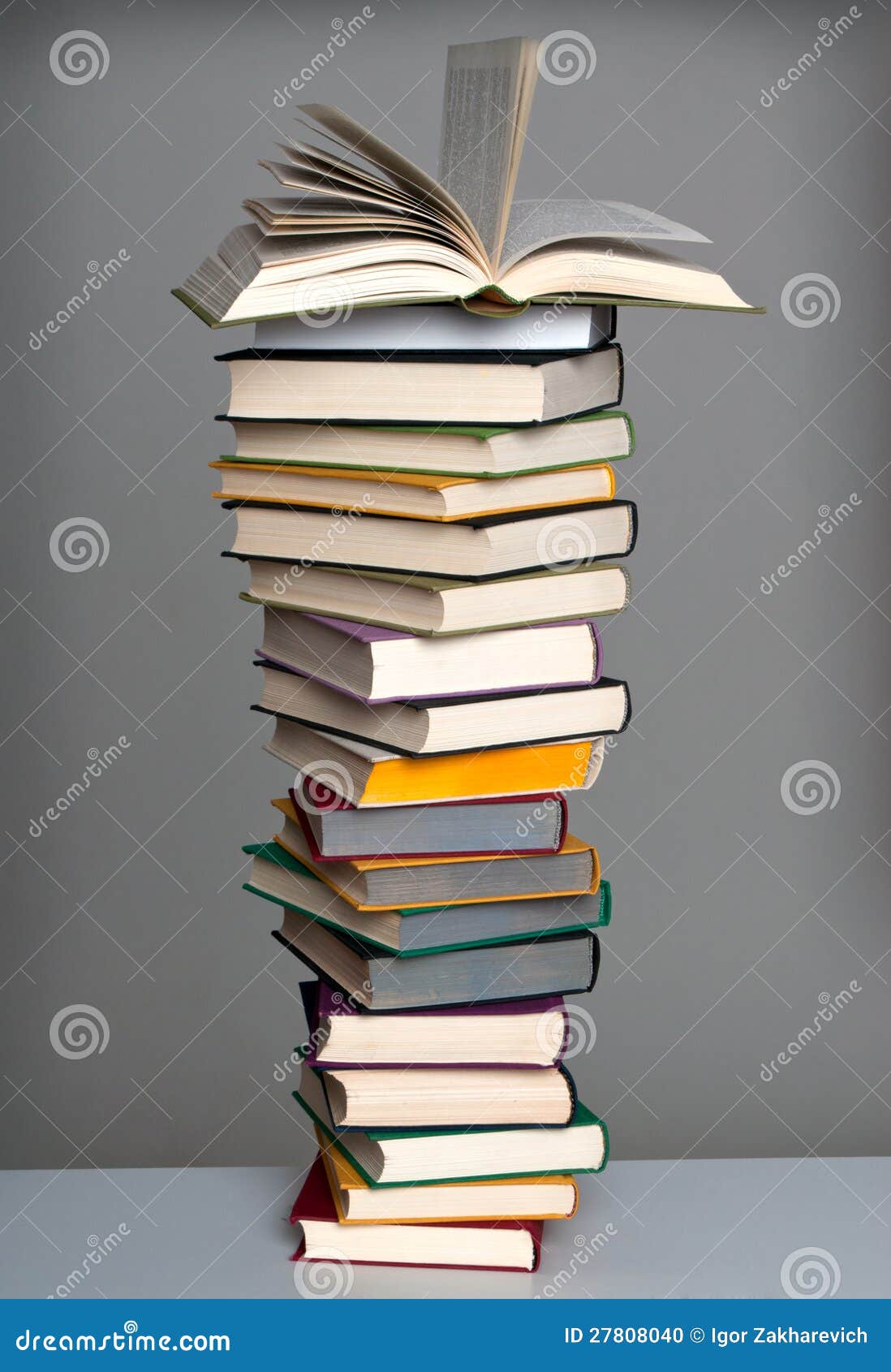 De Stapel Van Het Boek Met Open Boek Stock Foto - Image of illustratie ...