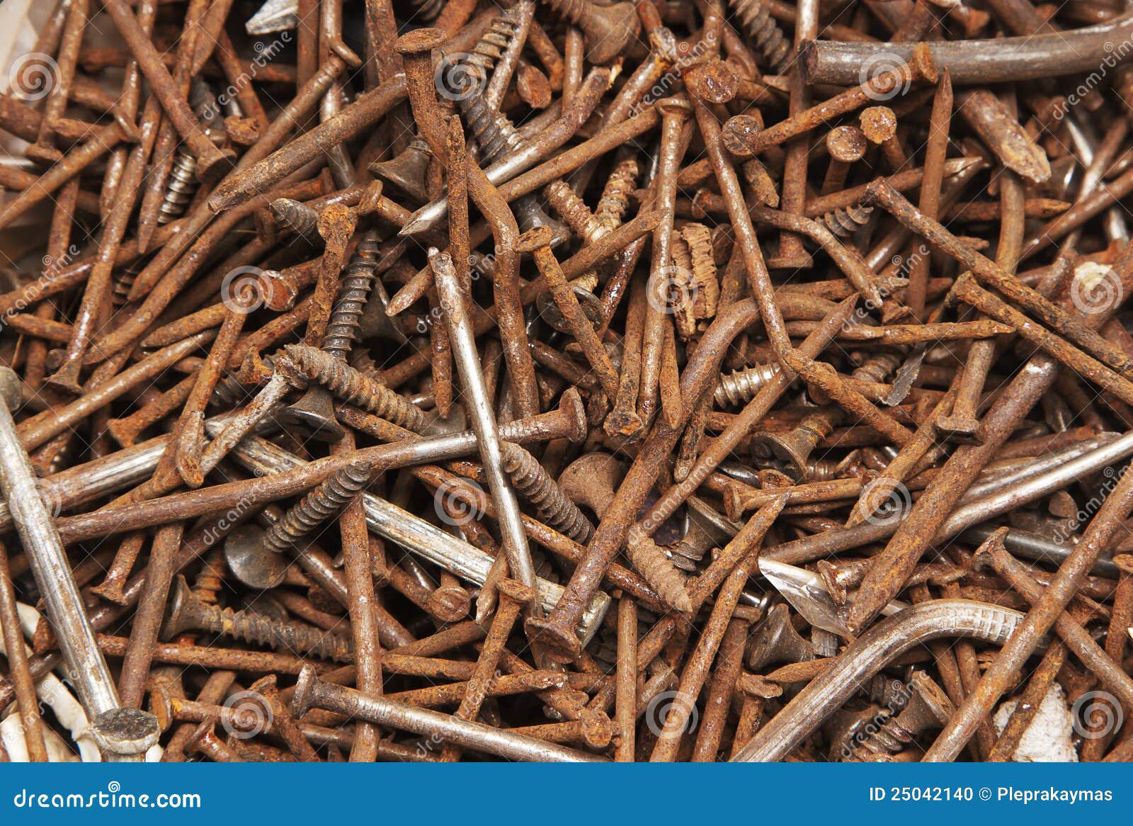 De Stapel Van Ijzer Nagelt Roest Stock Foto - Image of raad ...