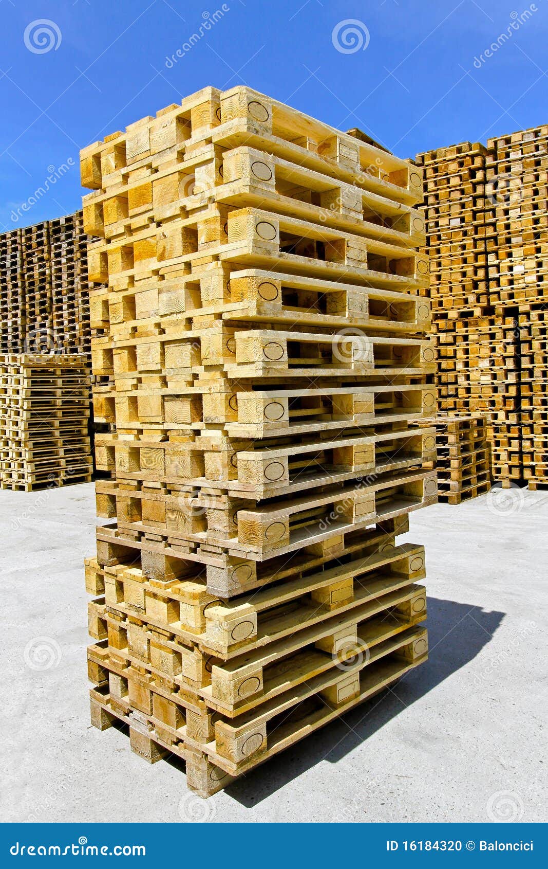 De stapel van pallets stock foto. Image of pakhuis, logistisch - 16184320