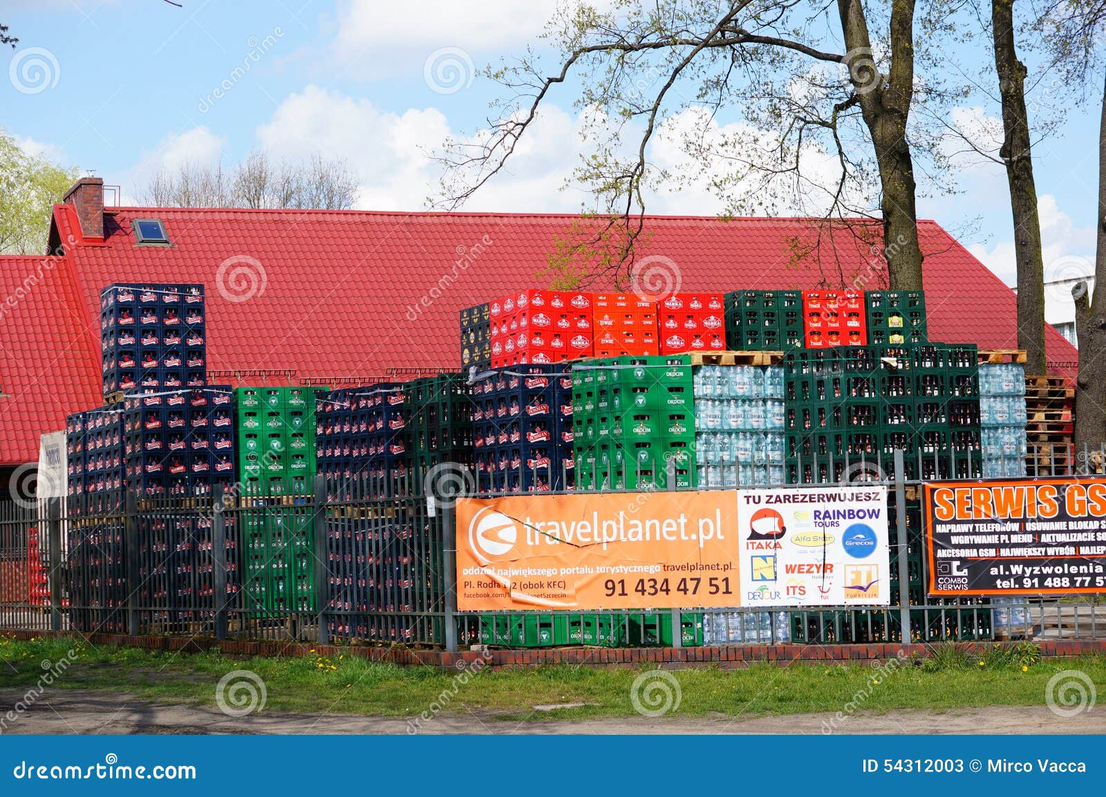 De stapels van bierkratten redactionele stock foto. Image of ...