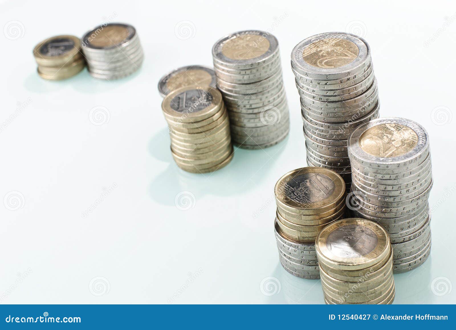 De stapels van het geld stock afbeelding. Image of contant - 12540427