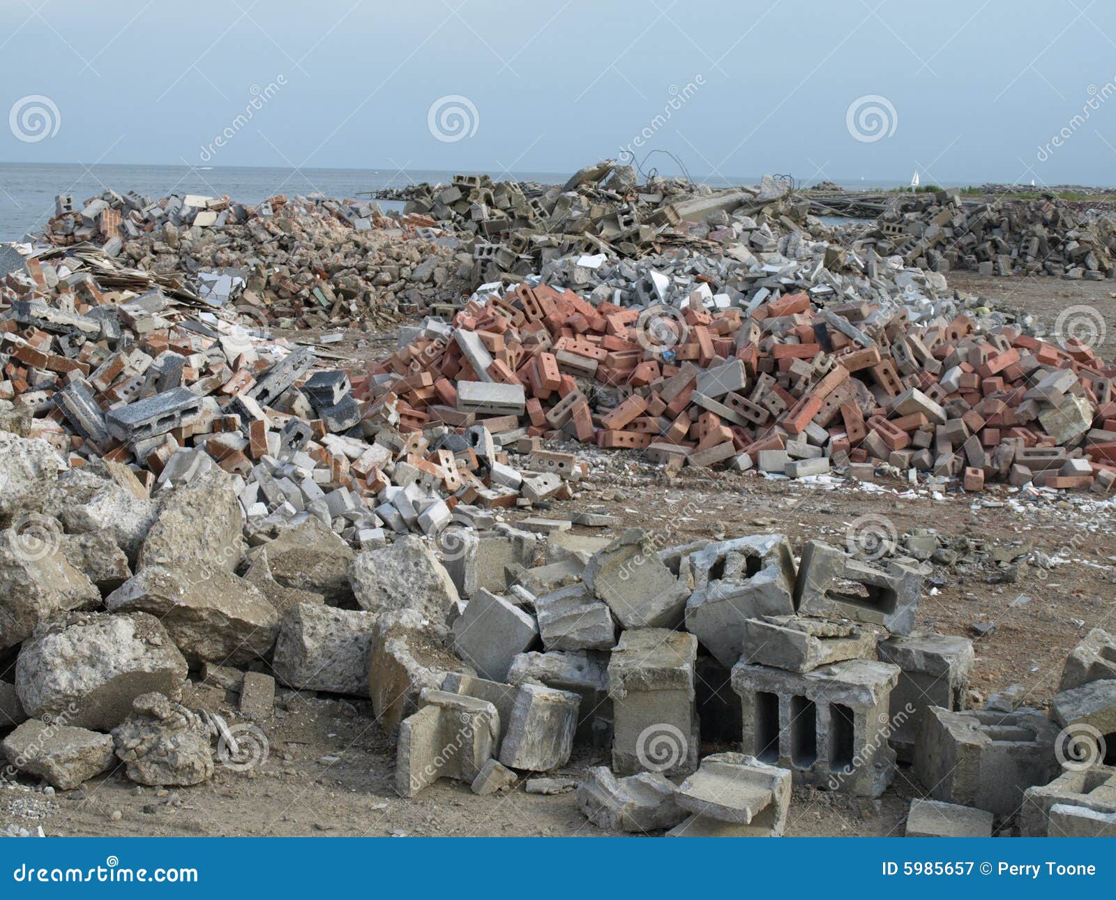 De Stapels van het puin stock afbeelding. Image of puin - 5985657