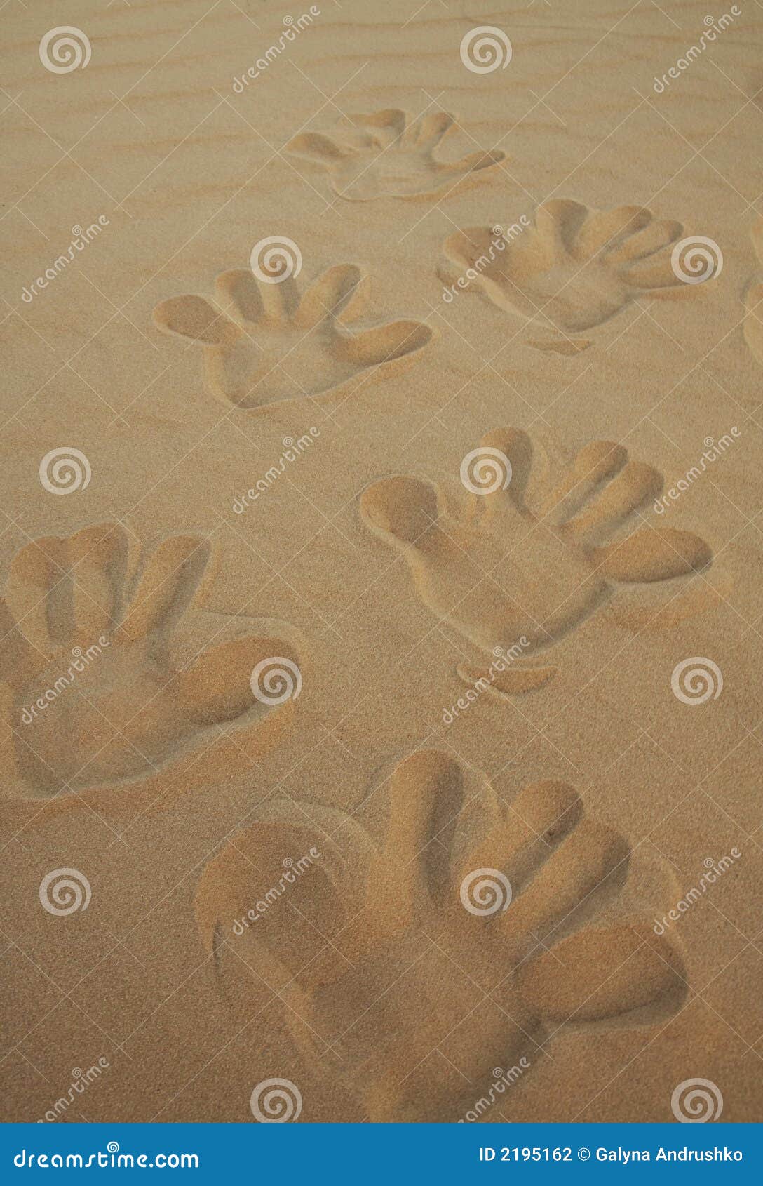 De Stappen Van De Hand in Zand Stock Foto - Image of strand, activiteit ...