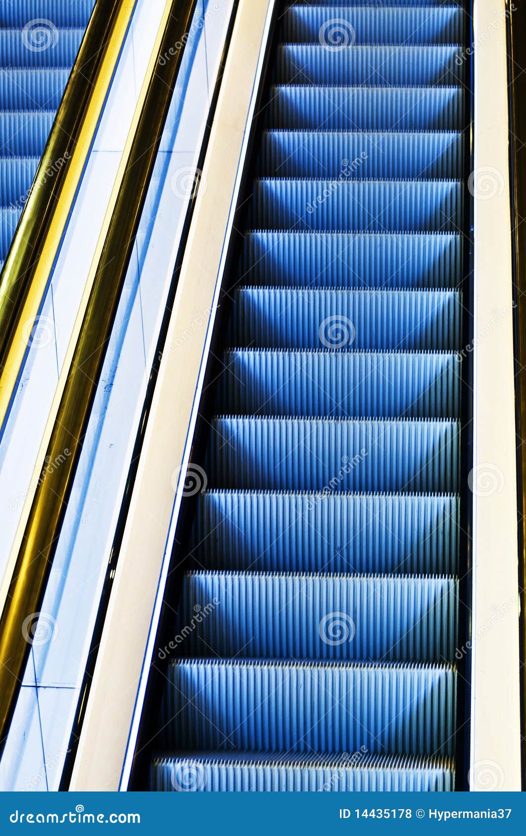 De stappen van de roltrap stock foto. Image of structuur - 14435178