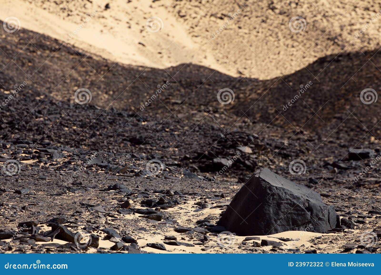 De Steen Van Het Basalt in Zwarte Woestijn in De Sahara Stock Foto ...