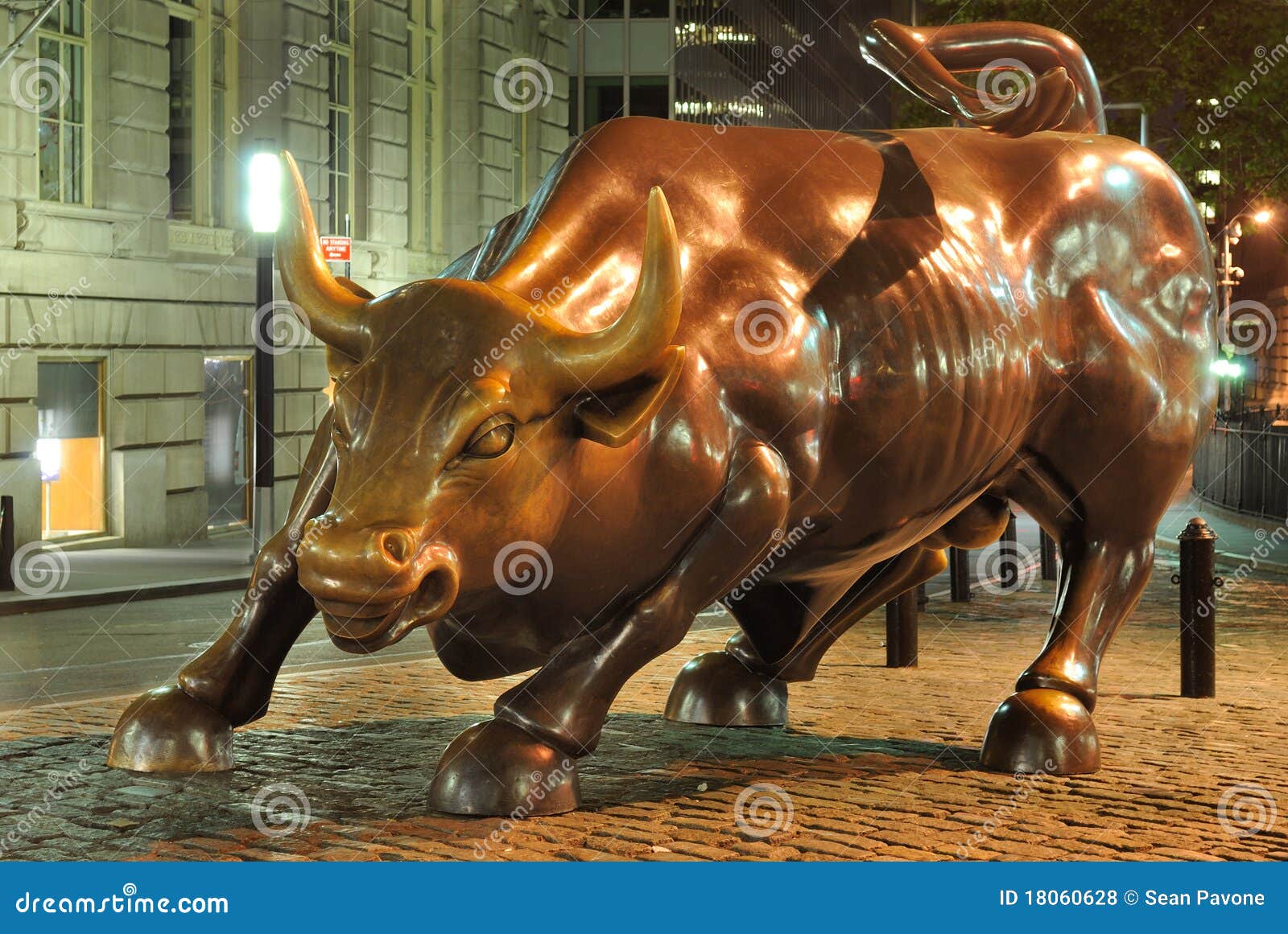 De Stier van New York redactionele stock foto. Image of kunstwerk ...