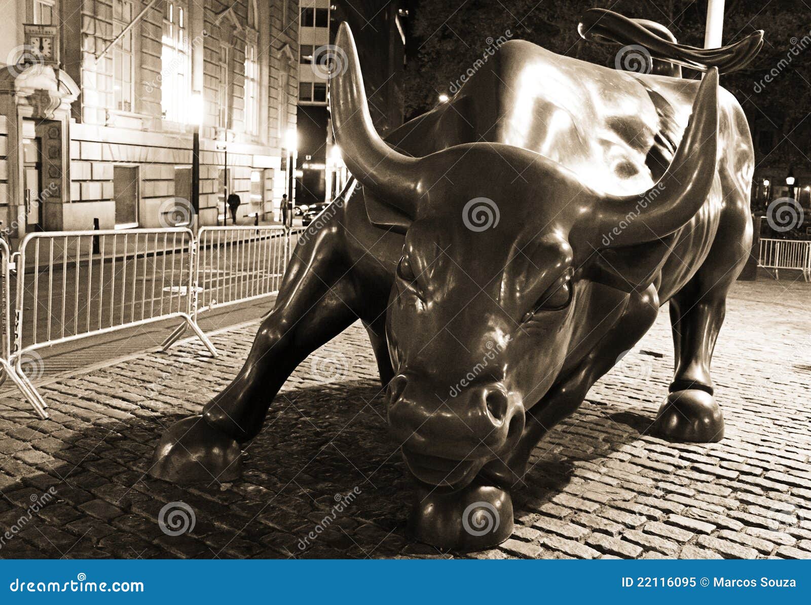 De Stier van Wall Street redactionele afbeelding. Image of investering ...