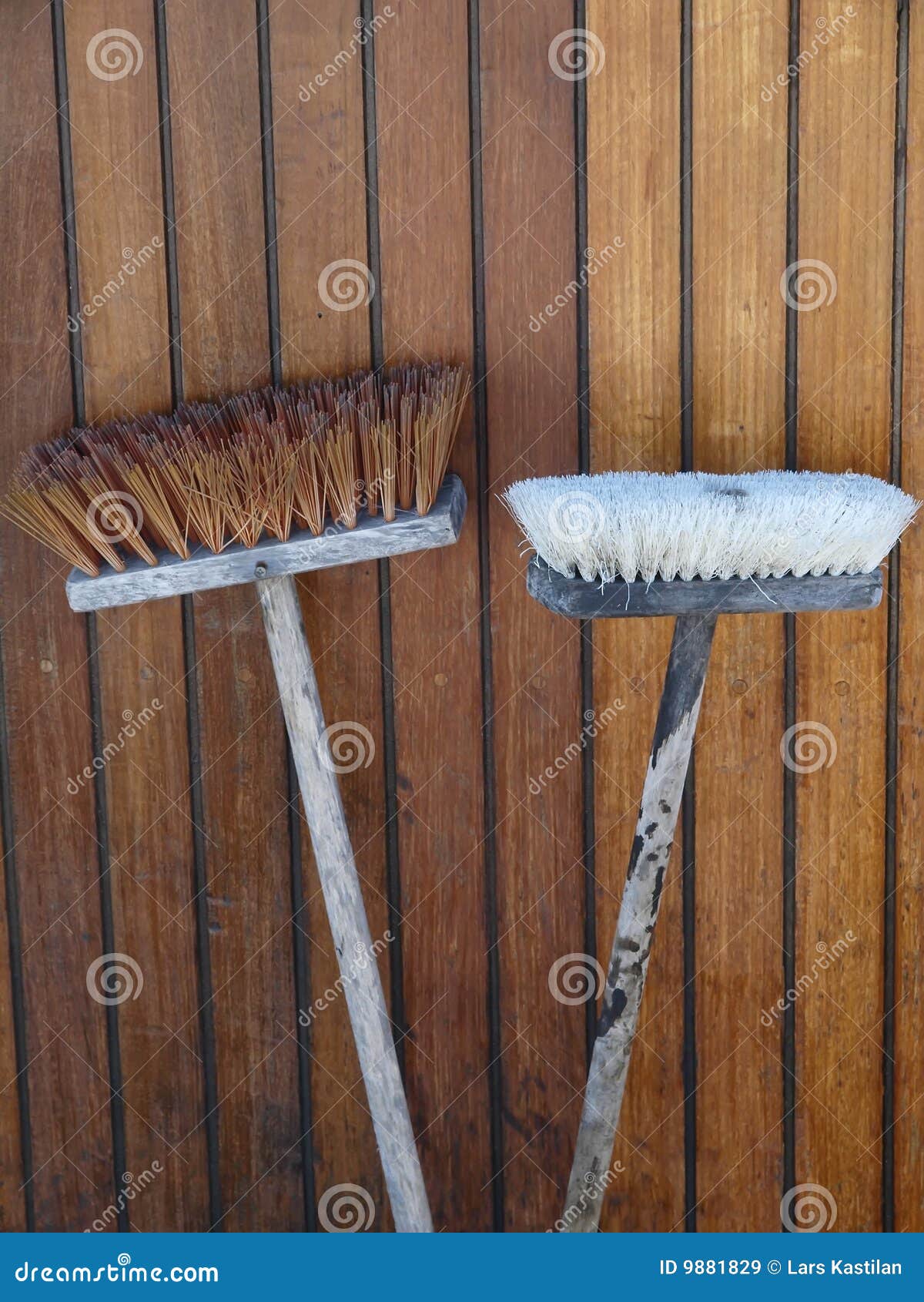 De Stokken van de bezem stock afbeelding. Image of houten - 9881829