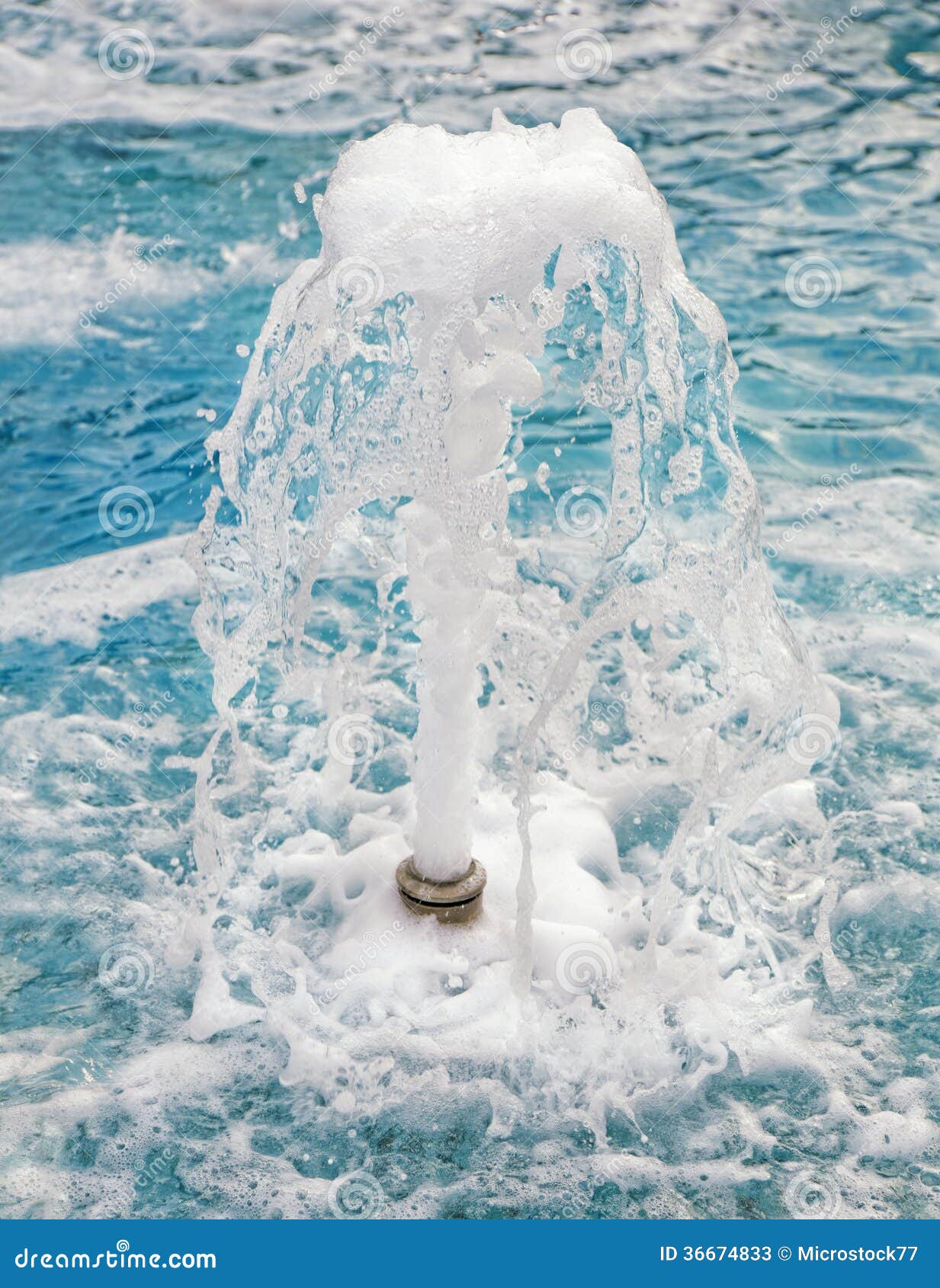 De Straal Van De Waterfontein Stock Afbeelding - Image of helder, nevel ...