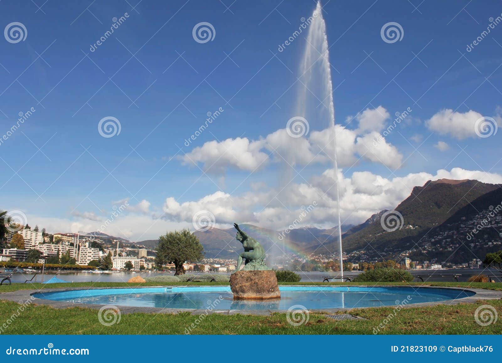 De Straal Van Het Water En Regenboog Stock Afbeelding - Image of europa ...