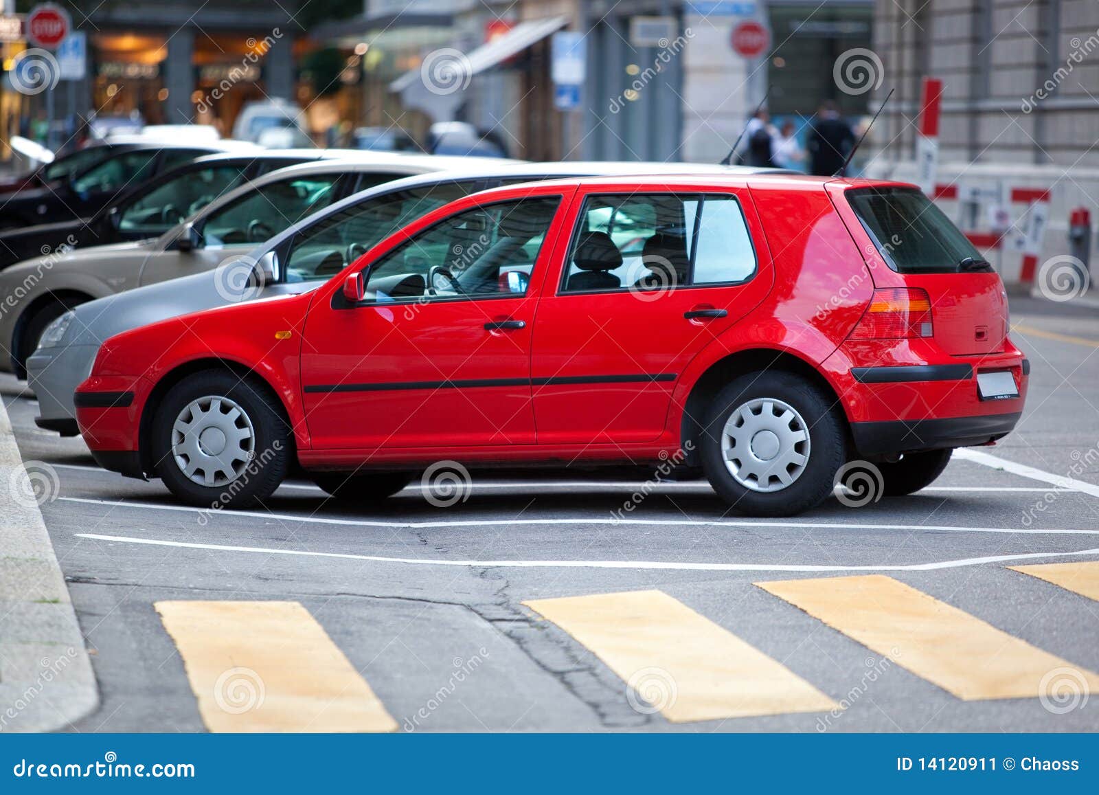De Straat Van De Stad Met Auto's Stock Afbeelding - Image of straat ...