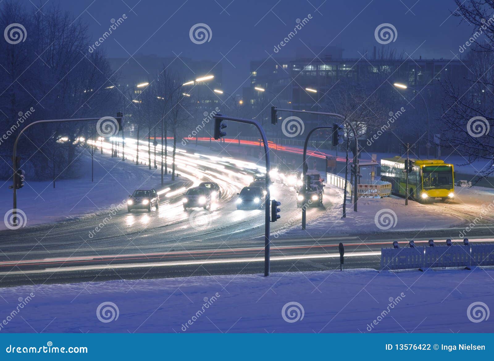 De Straat Van De Winter Bij Nacht Stock Foto - Image of koplamp, staart ...