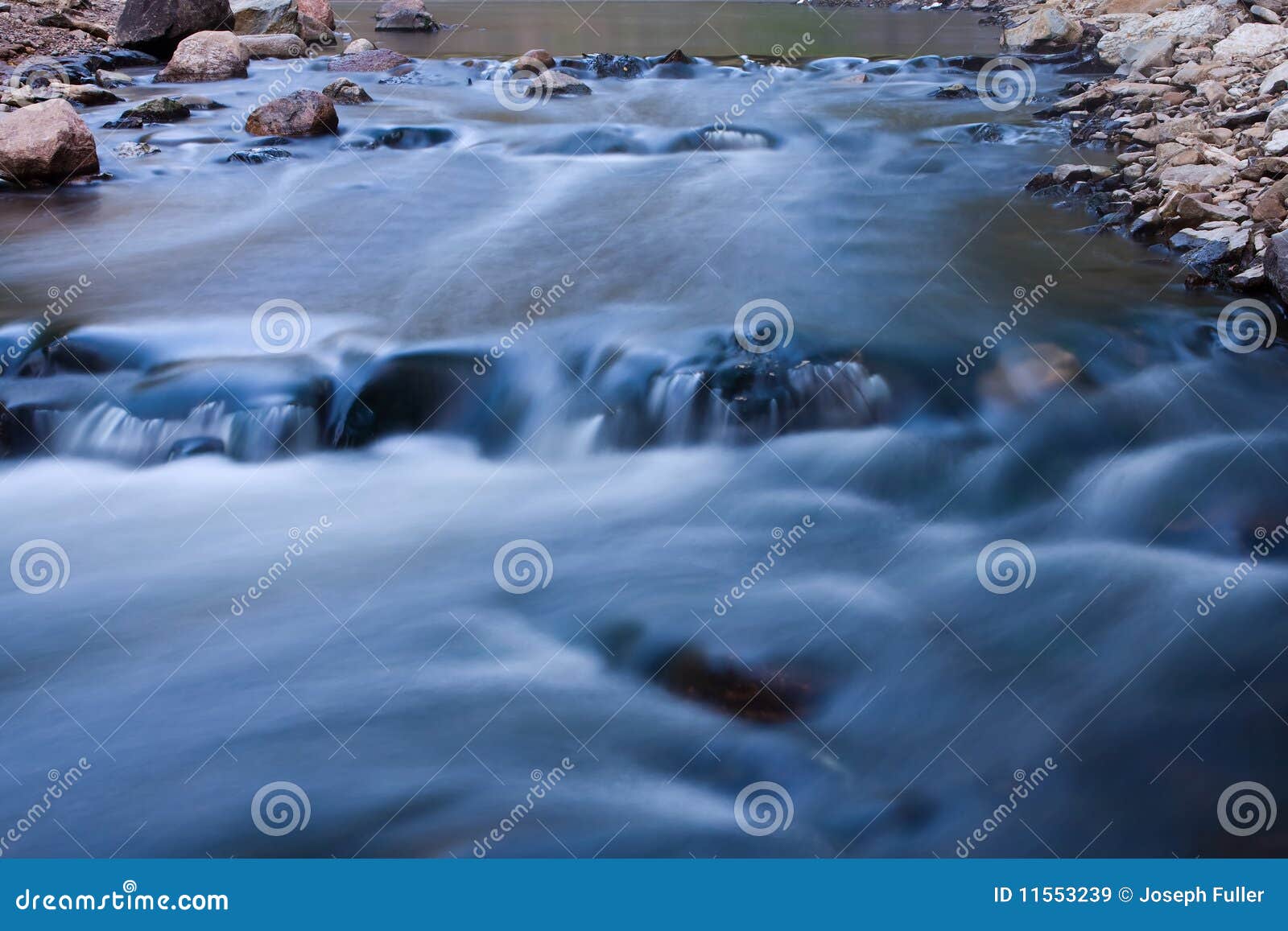 De Stroomversnelling Die Van De Rivier Snel Lopen. Stock Afbeelding ...