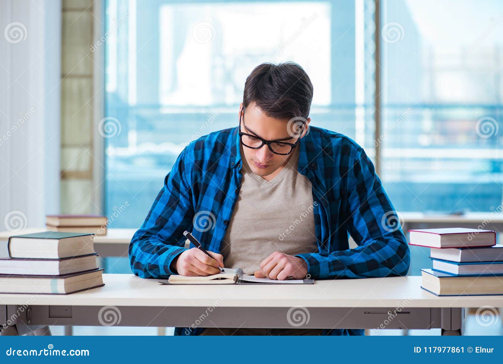 De Student Tijdens Lezing Op Universiteit Stock Afbeelding - Image of ...