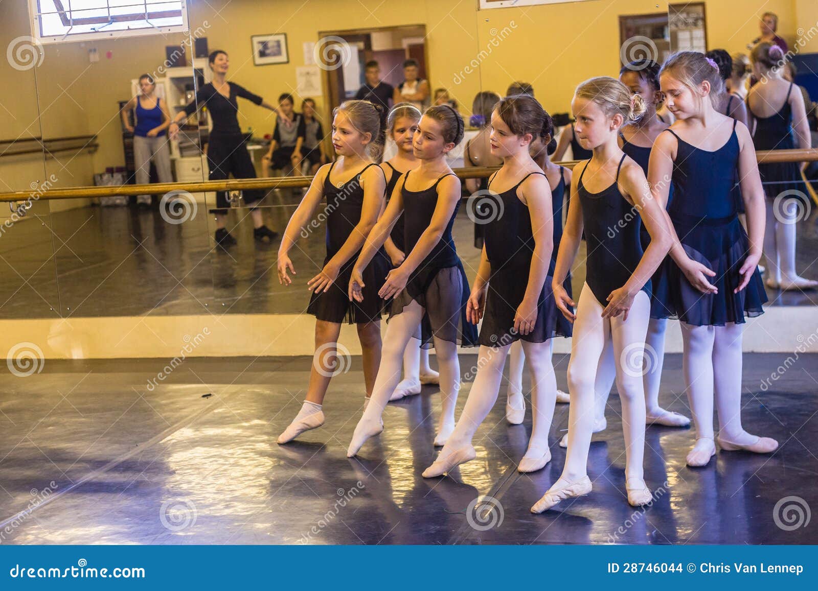 De Studio Van De Meisjes Van Het Ballet Redactionele Stock Afbeelding ...