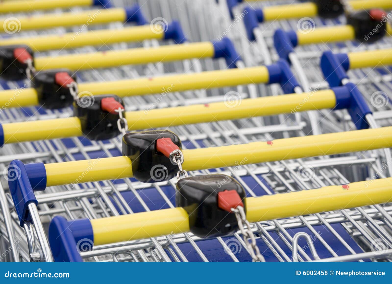 De supermarkt van de kar stock foto. Image of groep, kader - 6002458