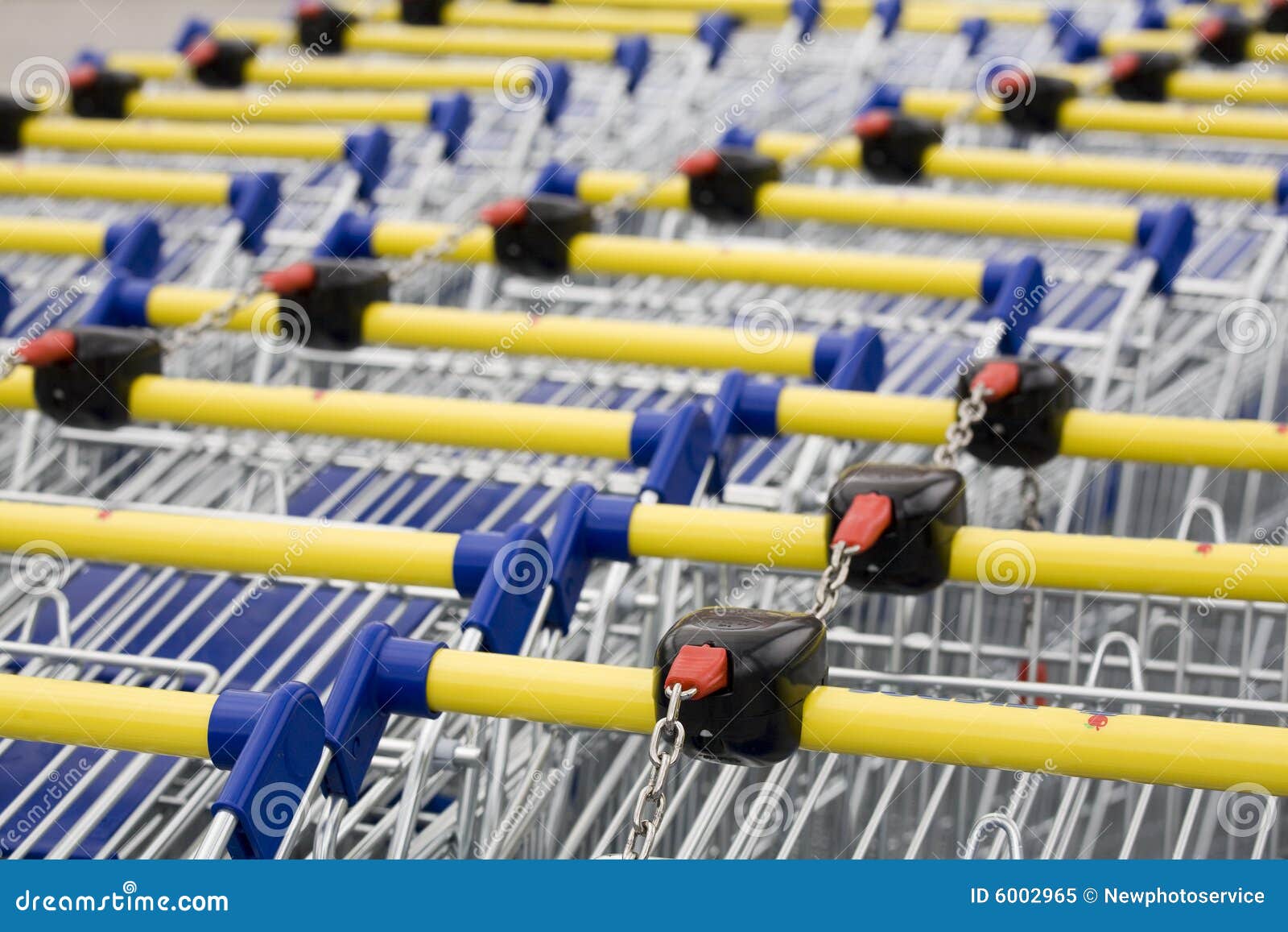 De supermarkt van de kar stock afbeelding. Image of lijn - 6002965