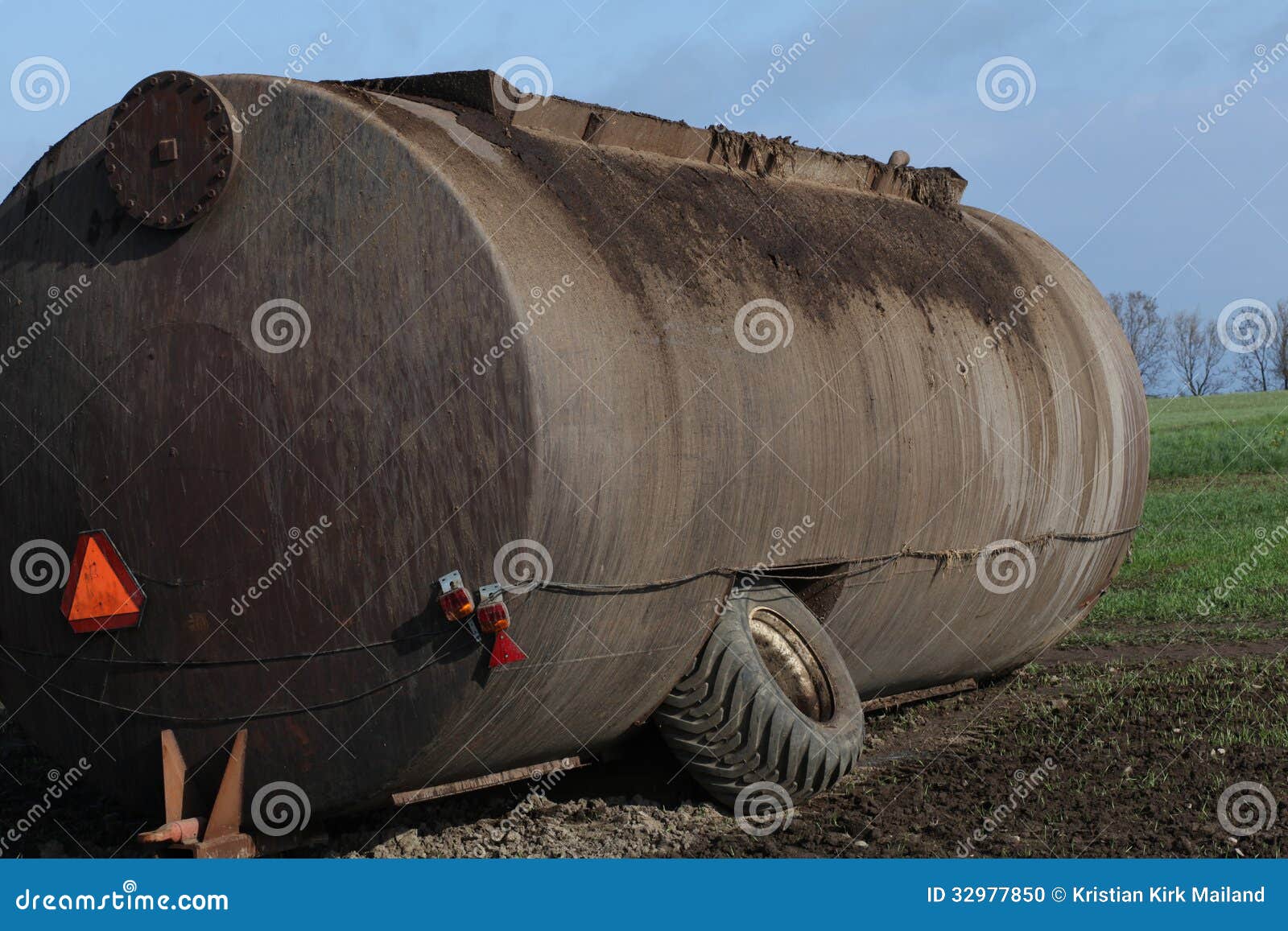 De Tank Van De Mestcontainer. Stock Foto - Image of land, functie: 32977850