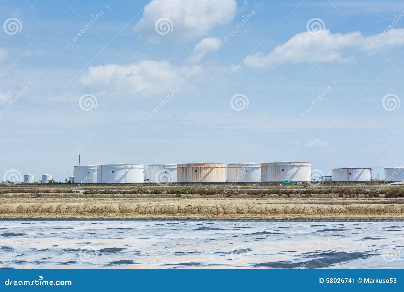 De tank van de olieopslag stock afbeelding. Image of installatie - 58026741