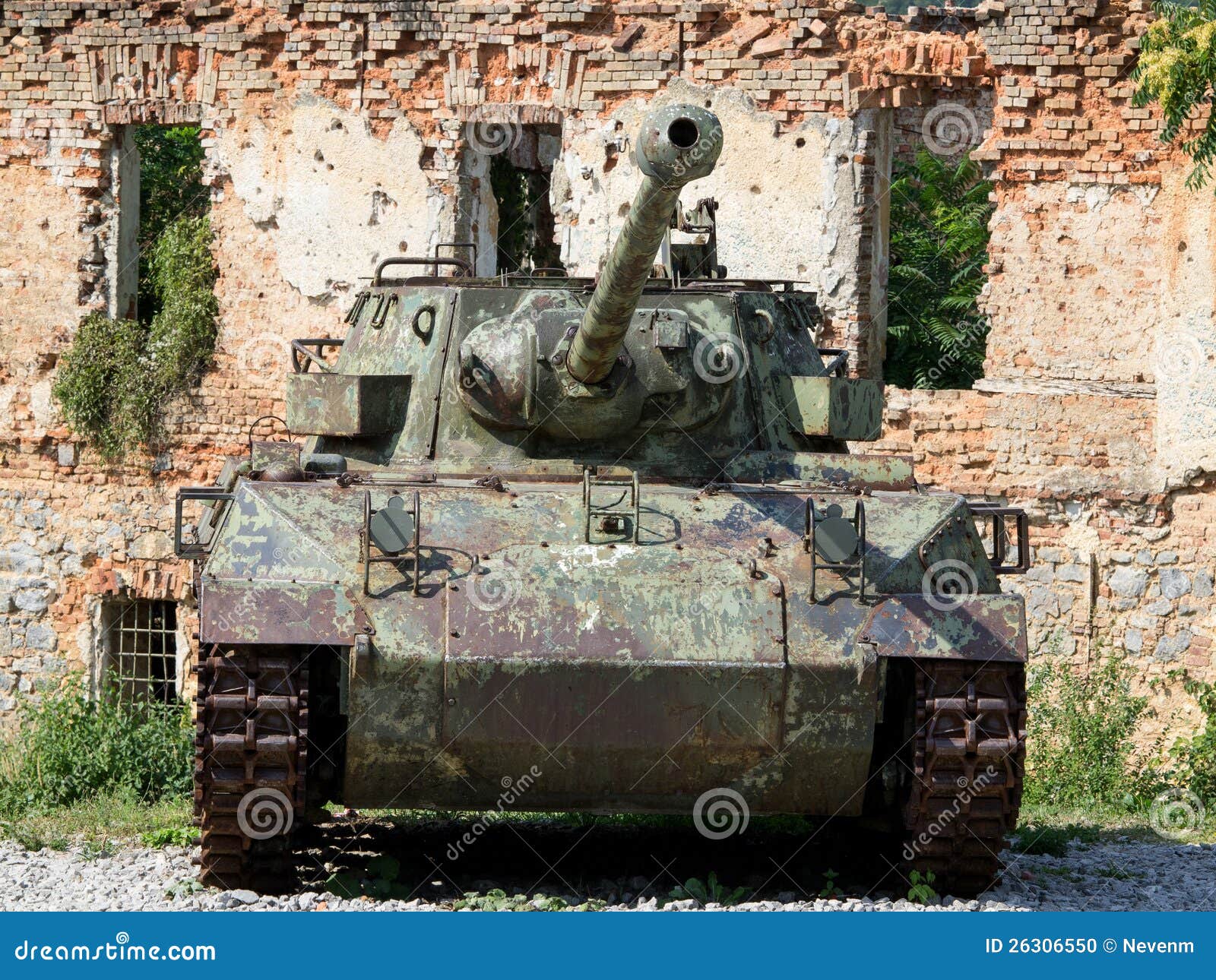 De tank van het leger stock foto. Image of militair, actie - 26306550