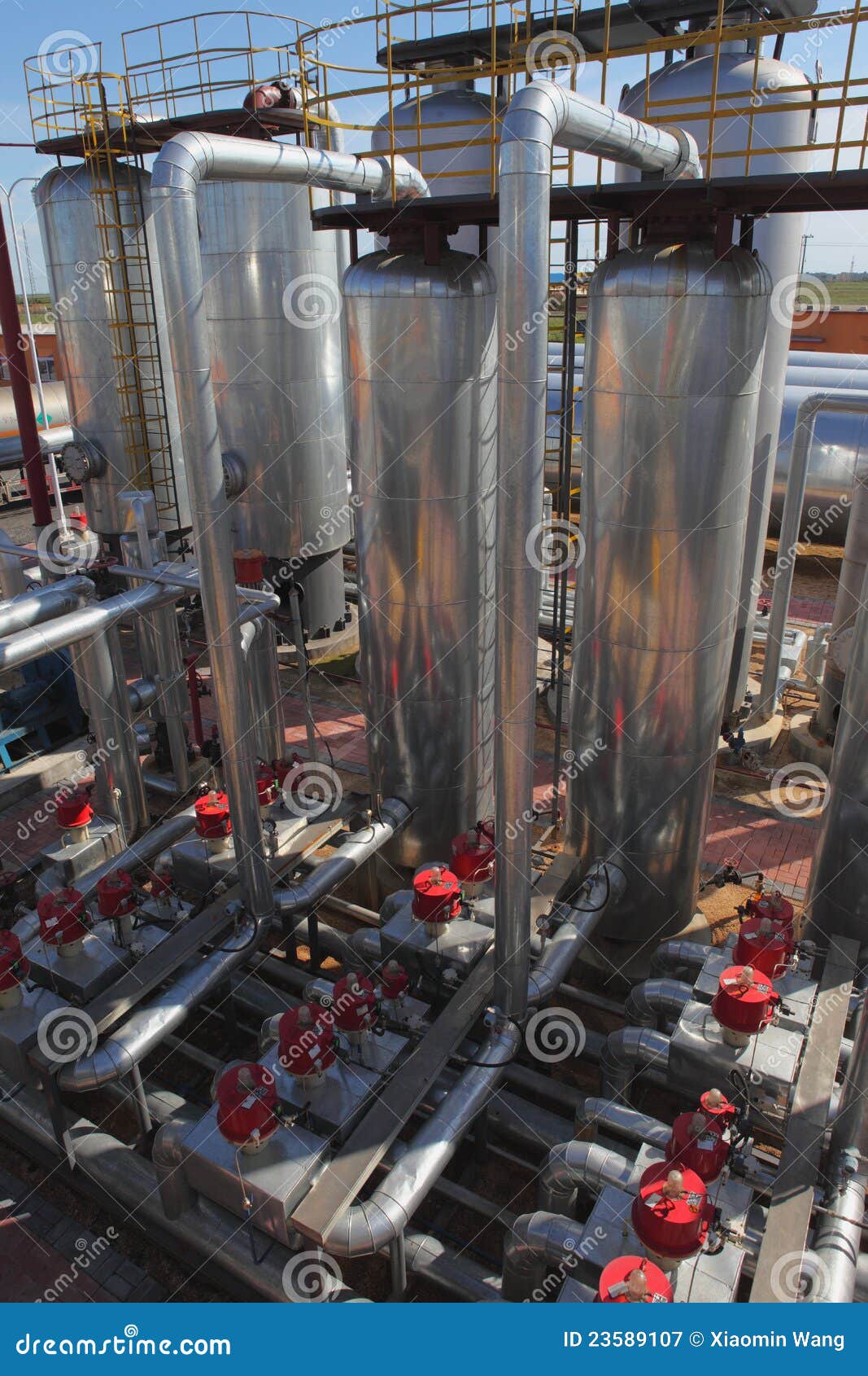 De Tanks Van De Olie in Een Raffinaderij Stock Afbeelding - Image of ...