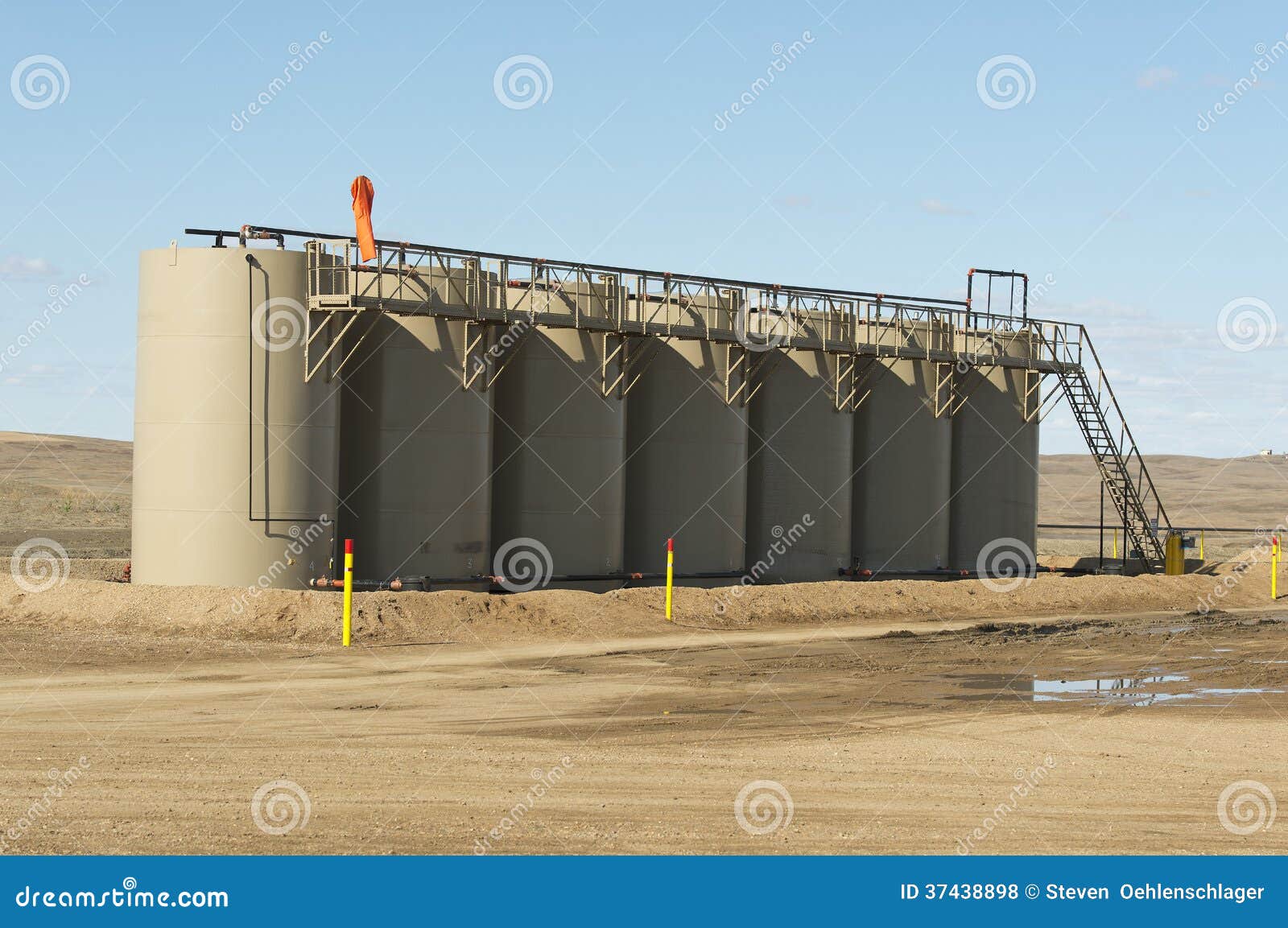 De Tanks van de olieopslag stock foto. Image of prairie - 37438898