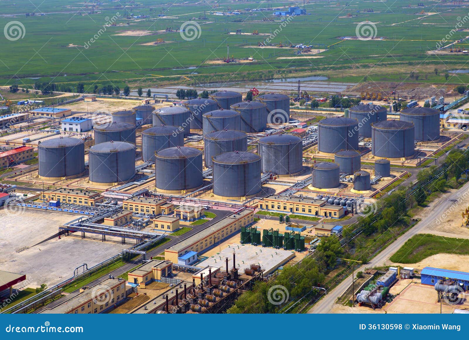 De Tanks Van De Olieraffinaderij Stock Foto - Image of metaal ...