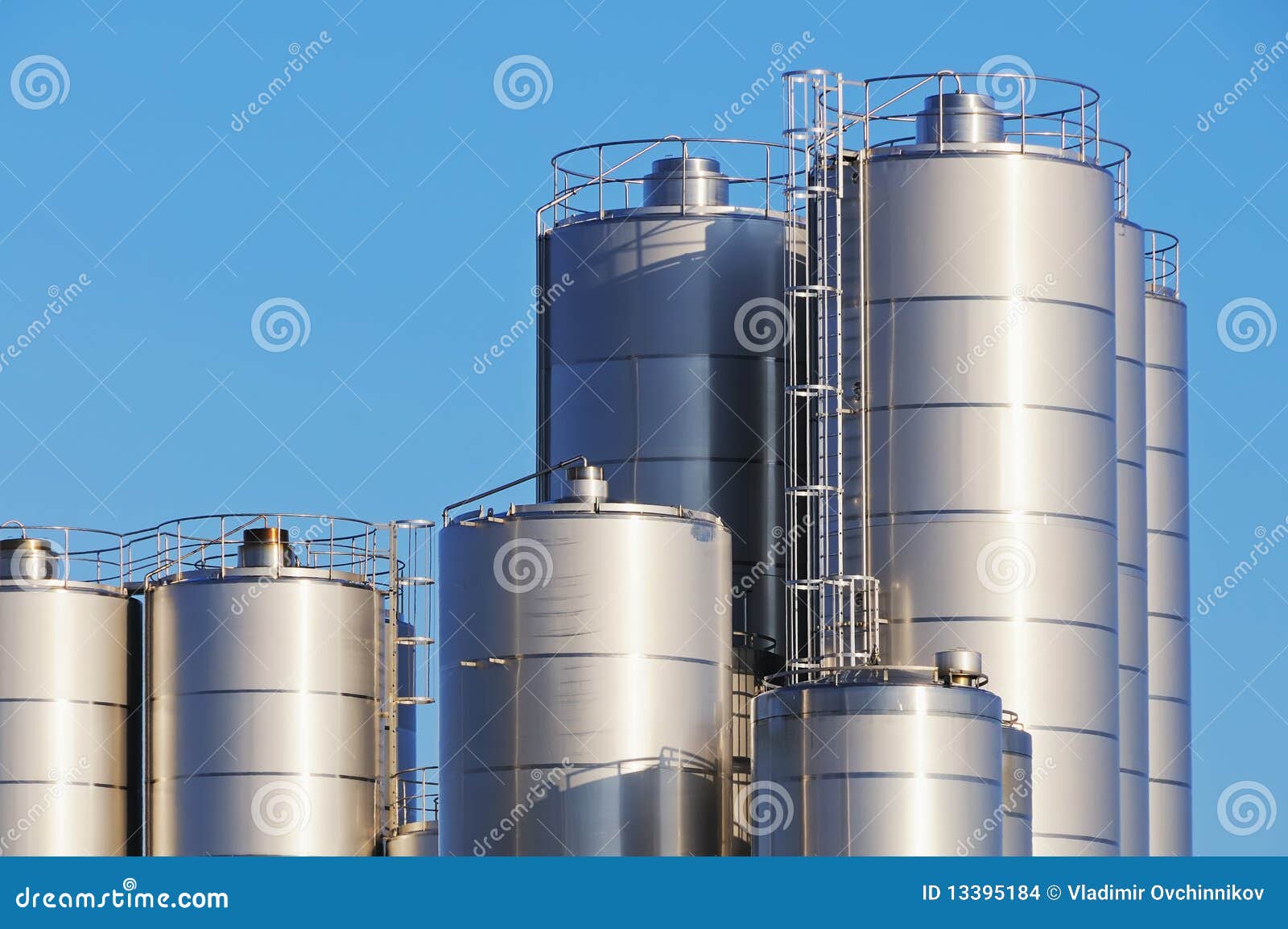 De tanks van de opslag stock foto. Image of industrieel - 13395184