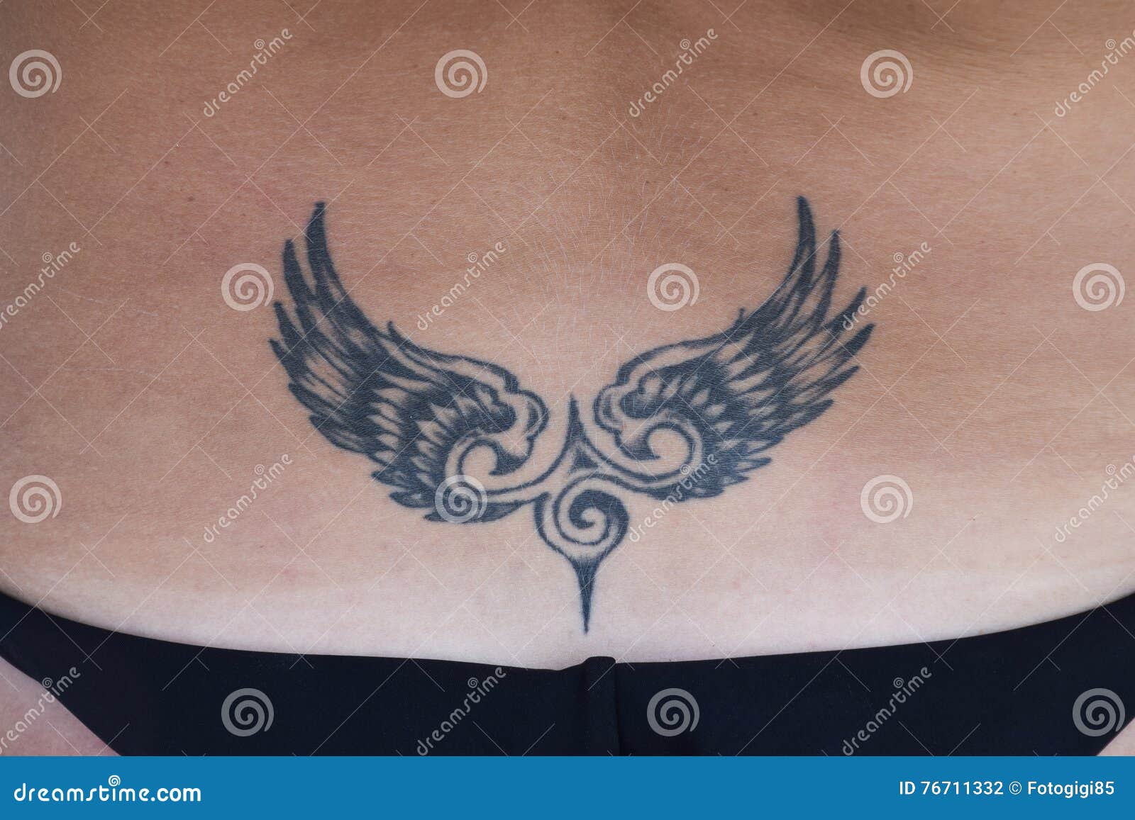 De Tatoegering in De Vorm Van Vleugels Op De Rug Stock Foto - Image of ...