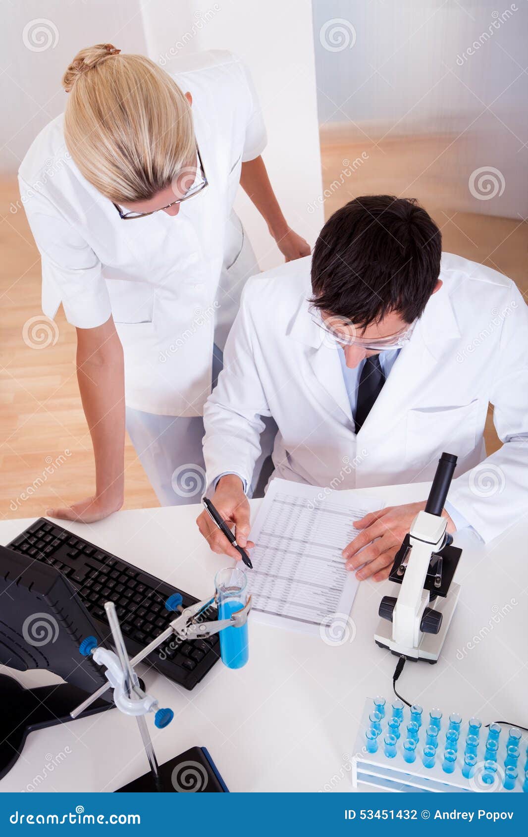 De Technici Van Het Laboratorium Aan Het Werk in Een Laboratorium Stock ...