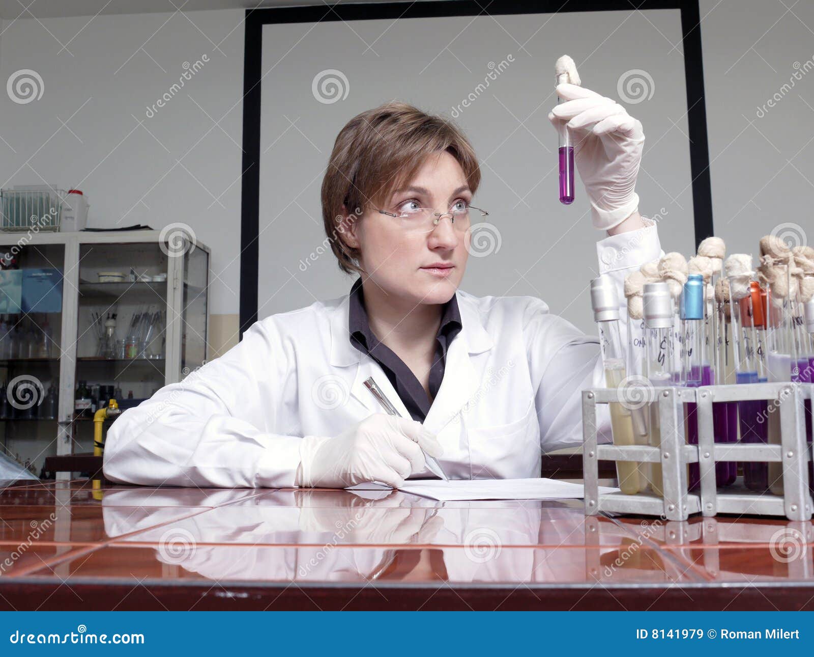 De Technicus Van Het Laboratorium Met Specimen Stock Afbeelding - Image ...