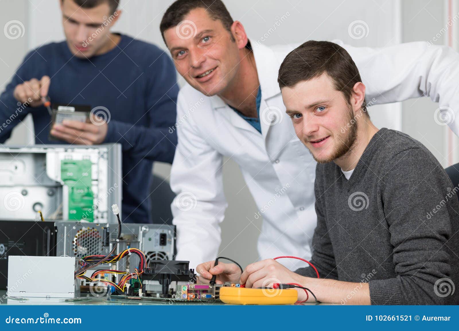 De Technicus Van De Portretcomputer in Opleiding Stock Afbeelding - Image of drie, gelukkig ...