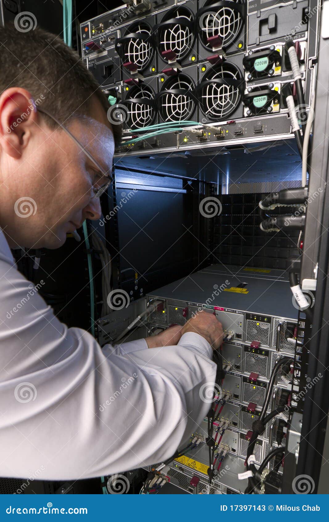 De Technicus Voert Onderhoud Aan Een Server Uit Stock Afbeelding ...