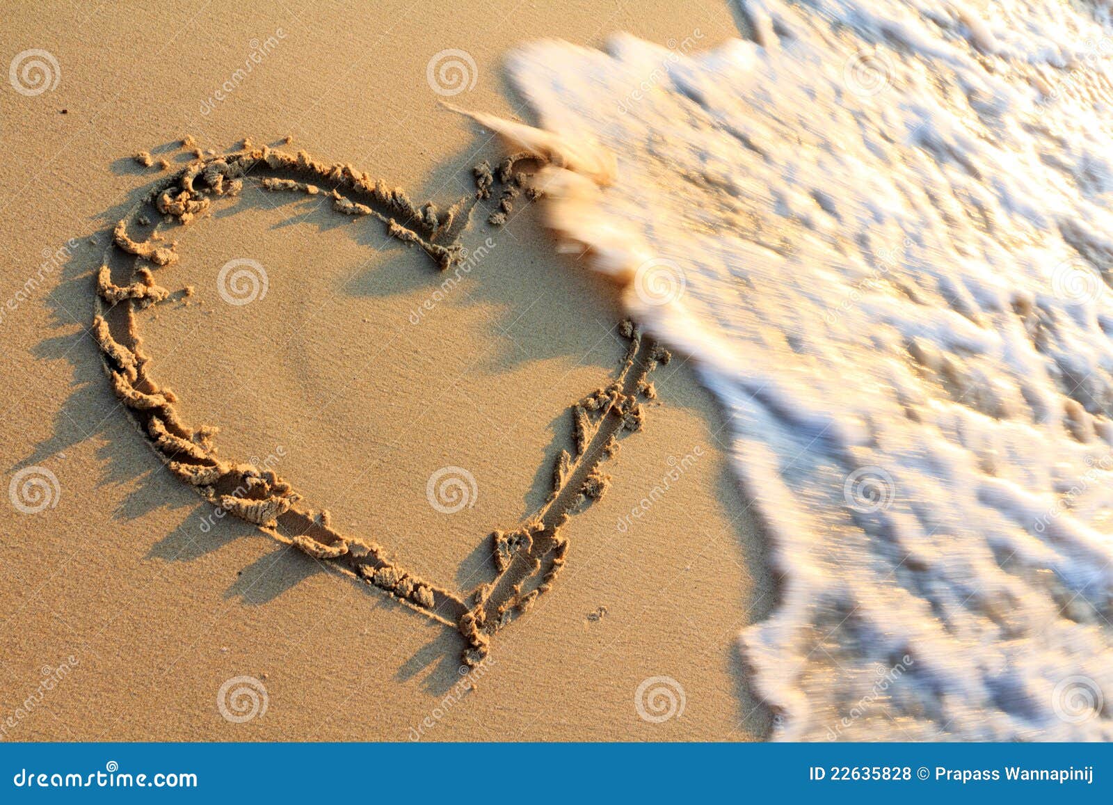 De Tekening Van De De Vormhand Van Het Hart Bij Een Strand Stock Foto ...