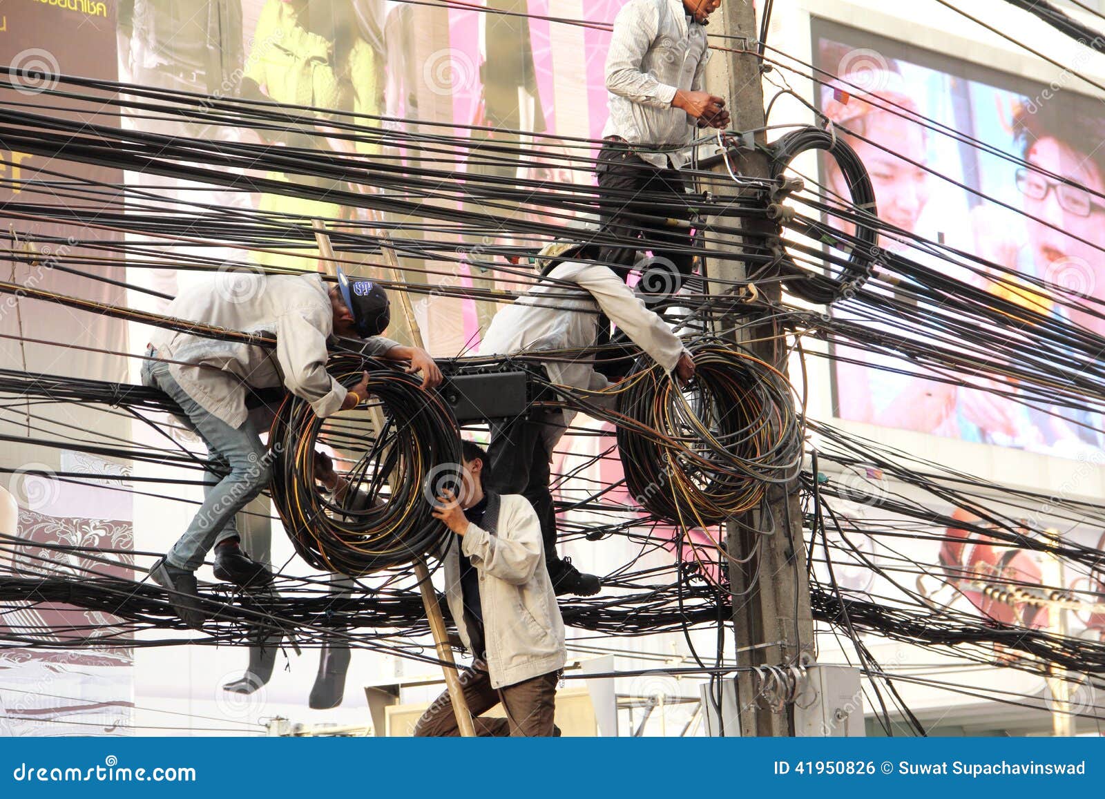 De Telefoonlijn Van De Technicusinstallatie Redactionele Foto - Image ...