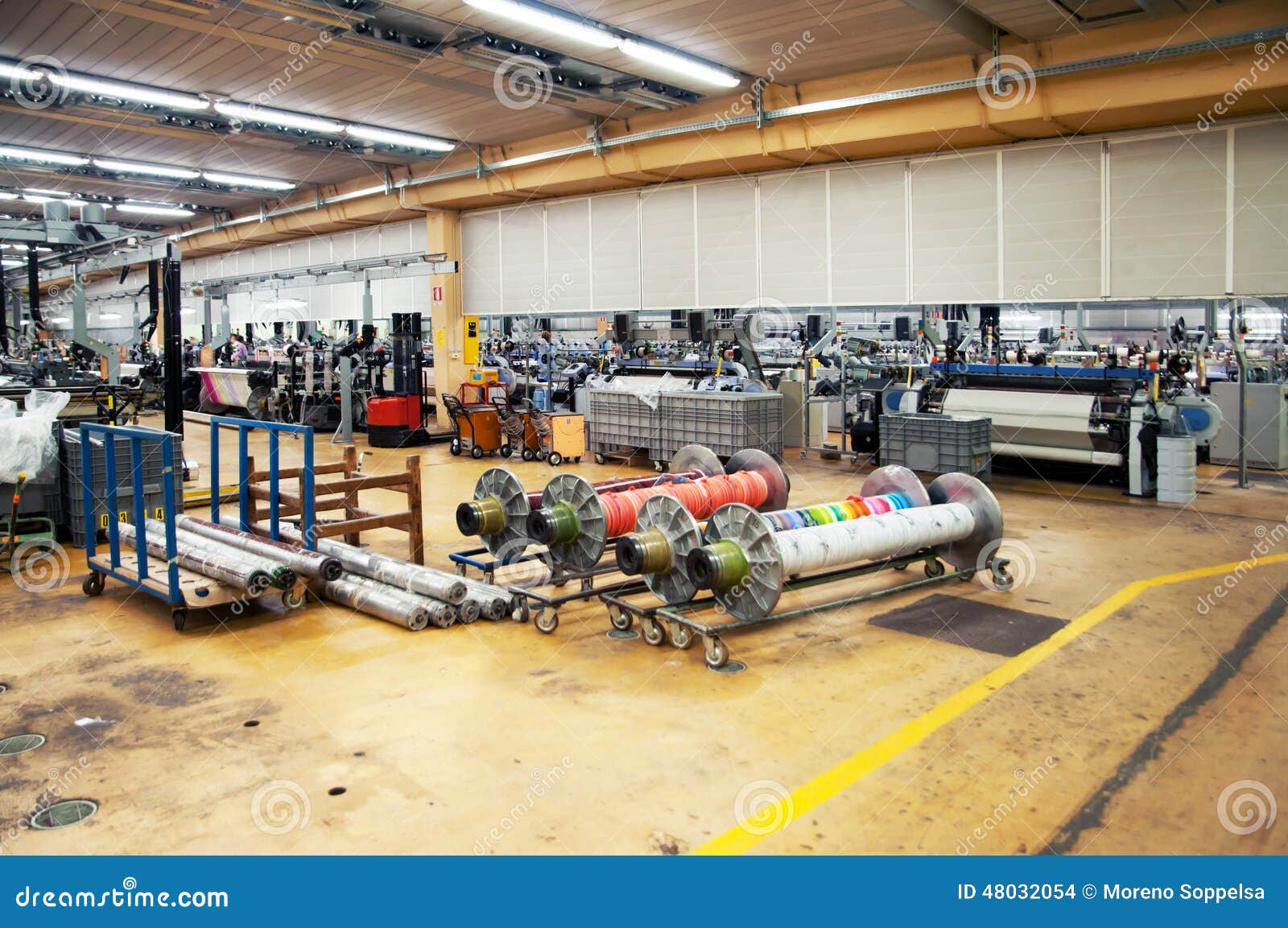 De Textiel Industrie - Het Weven En Het Scheeftrekken Stock Foto ...