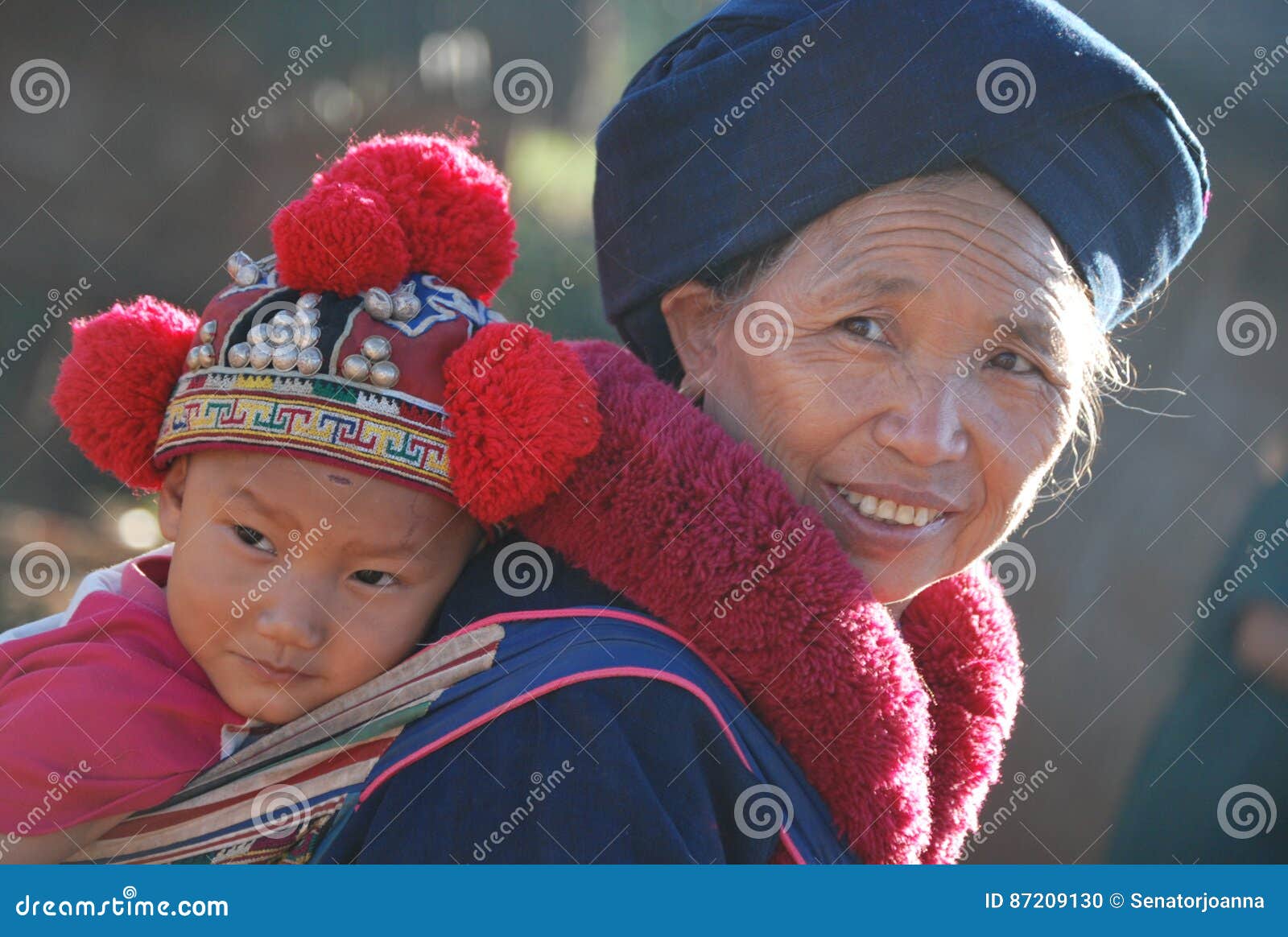 De Thaise Grootmoeder En De Kleinzoon in Traditionele Kleding ...
