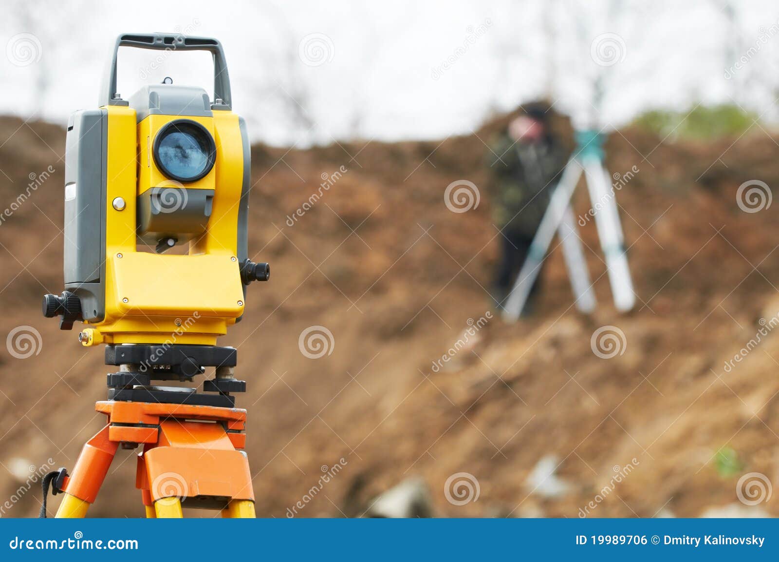 De Theodoliet Van De Landmeter Op Driepoot Stock Foto - Image of ...
