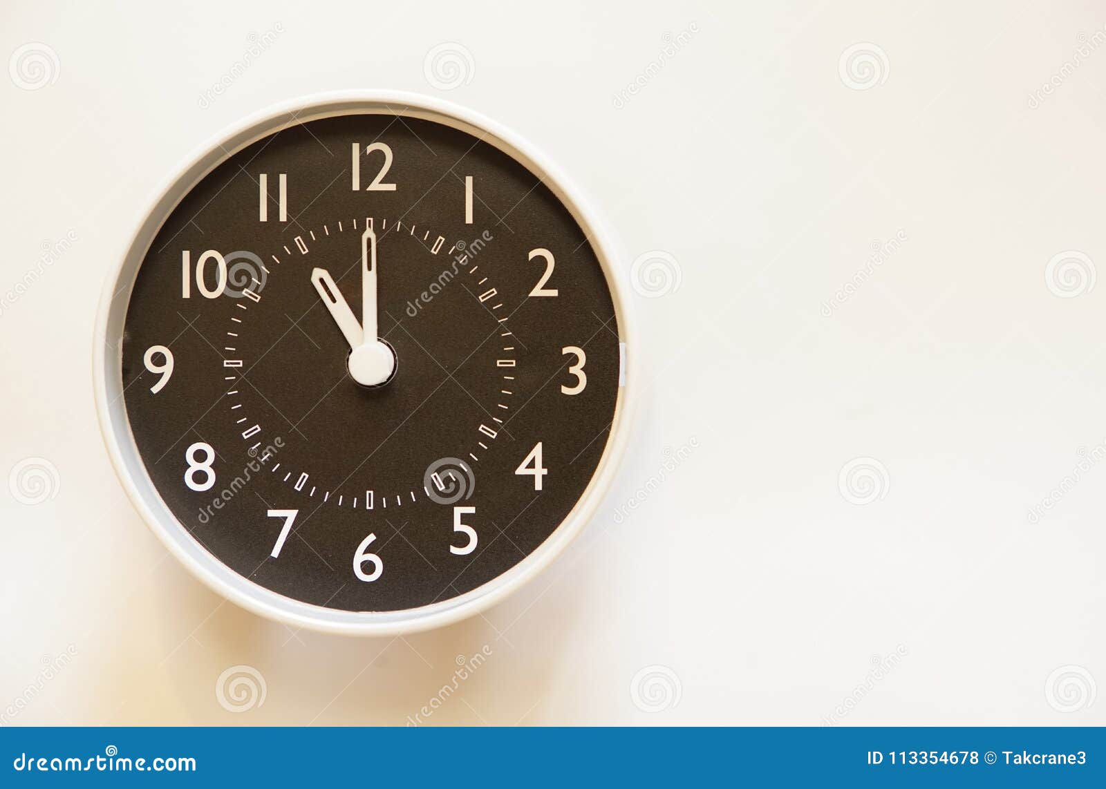 De tijd is 11:00 stock foto. Image of klok, binnen, tijd - 113354678