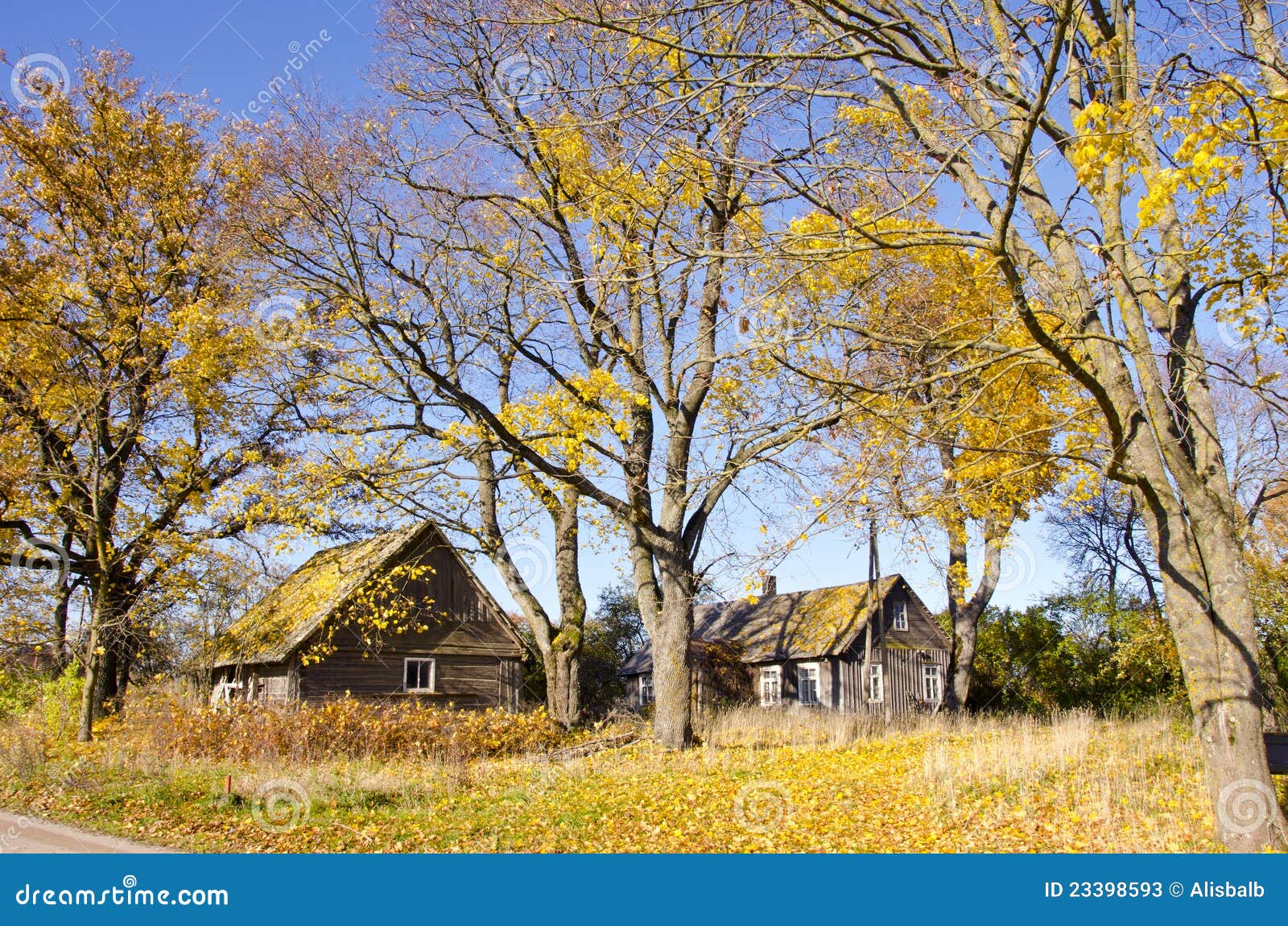 De Tijd Van De Herfst in Het Oude Dorp Stock Afbeelding - Image of ...