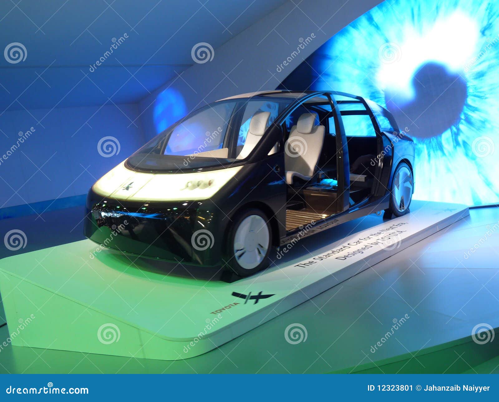 De Toekomstige Groene Auto Van Toyota Redactionele Foto - Image of ...