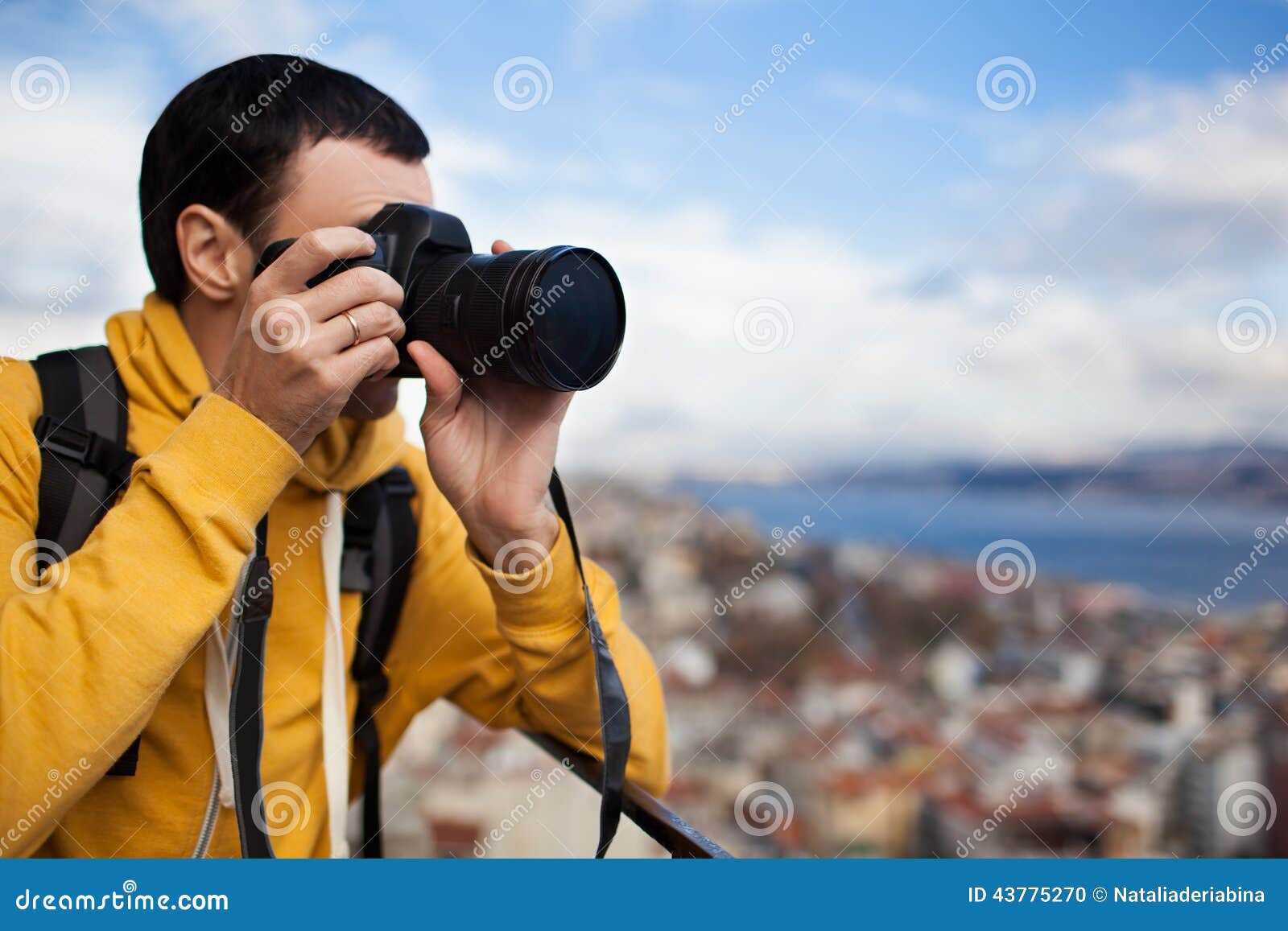 De Toerist Met Camera Neemt Een Beeld Stock Foto - Image of ...
