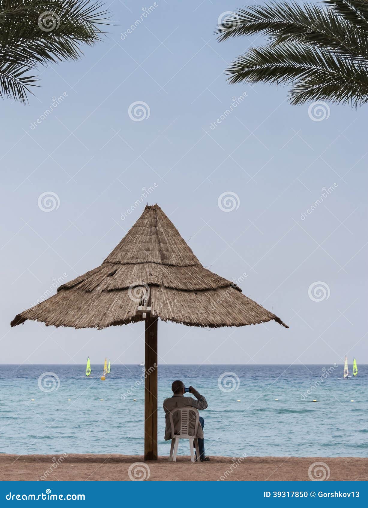 De Toerist Rust Op Het Centrale Strand Van Eilat Stock Foto - Image of ...