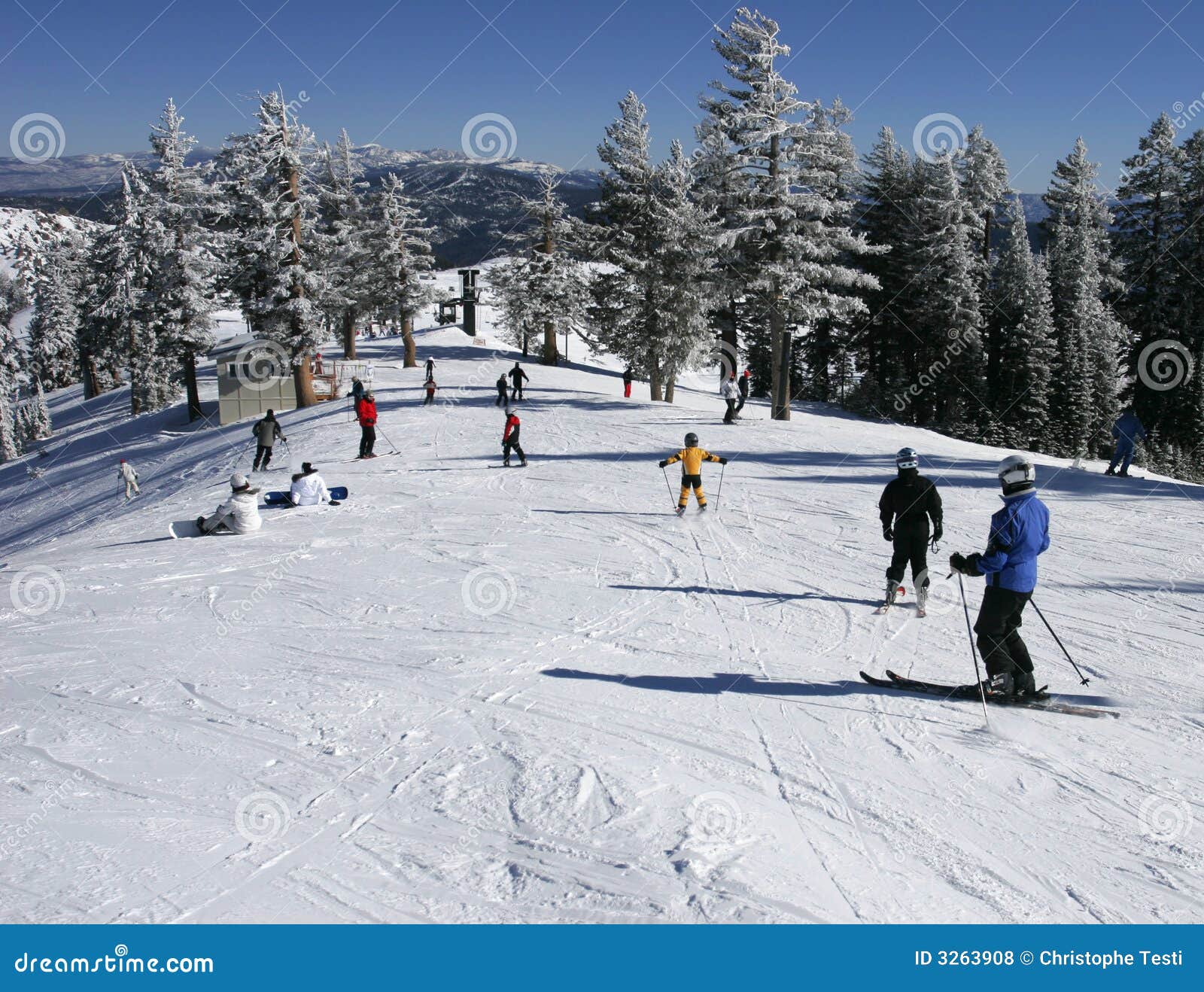 De Toevlucht van de ski stock foto. Image of persoon, actie - 3263908