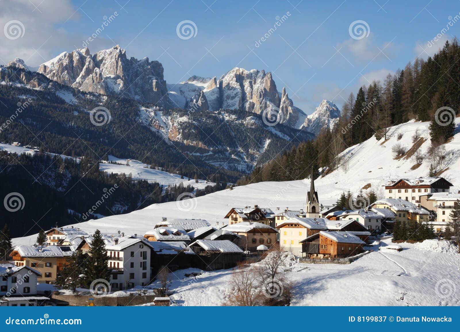 De toevlucht van de ski stock afbeelding. Image of wandeling - 8199837